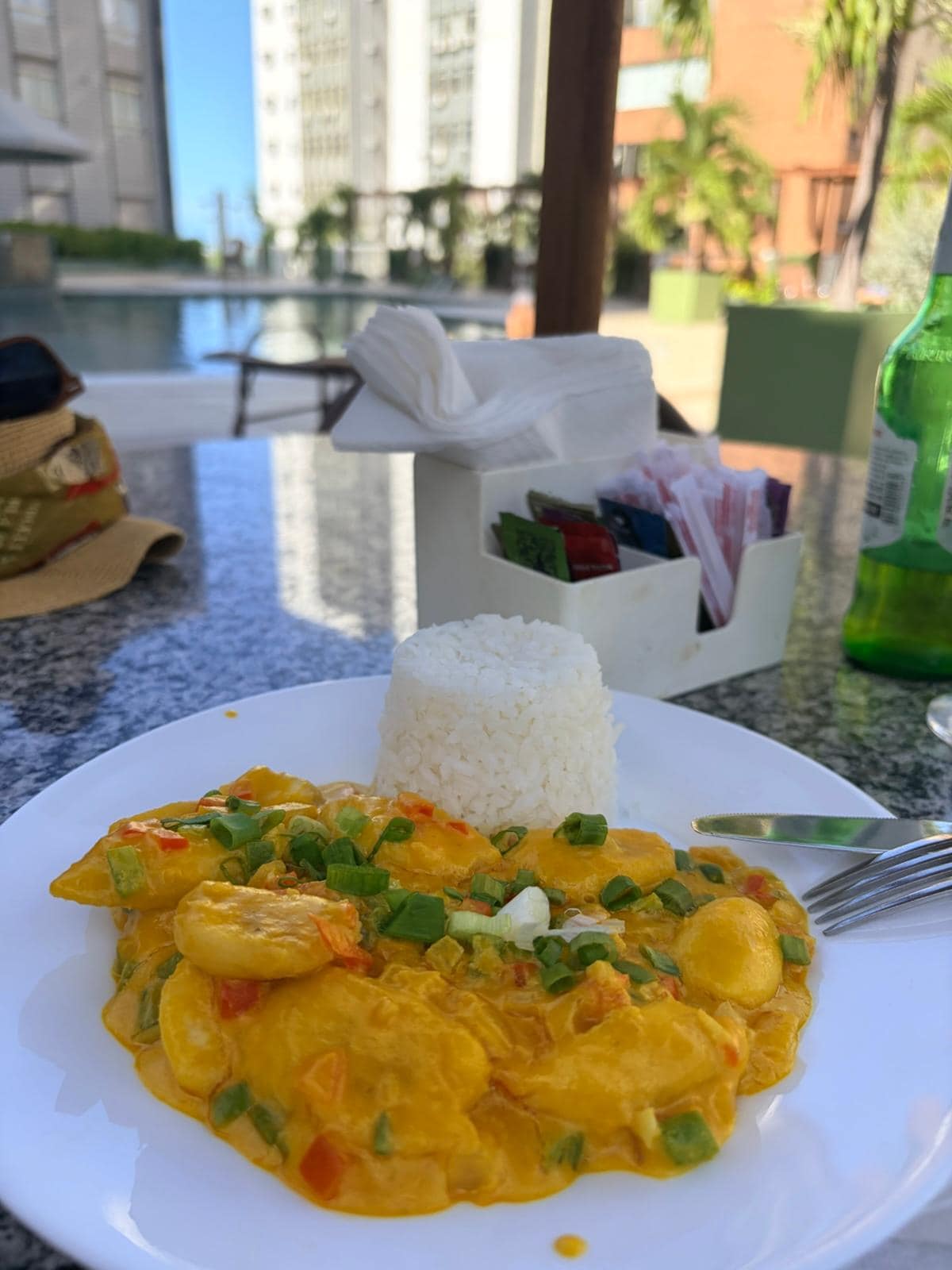 Uma refeição (moqueca de banana) a beira da piscina do hotal