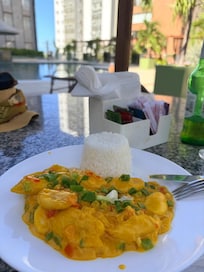 Uma refeição (moqueca de banana) a beira da piscina do hotal