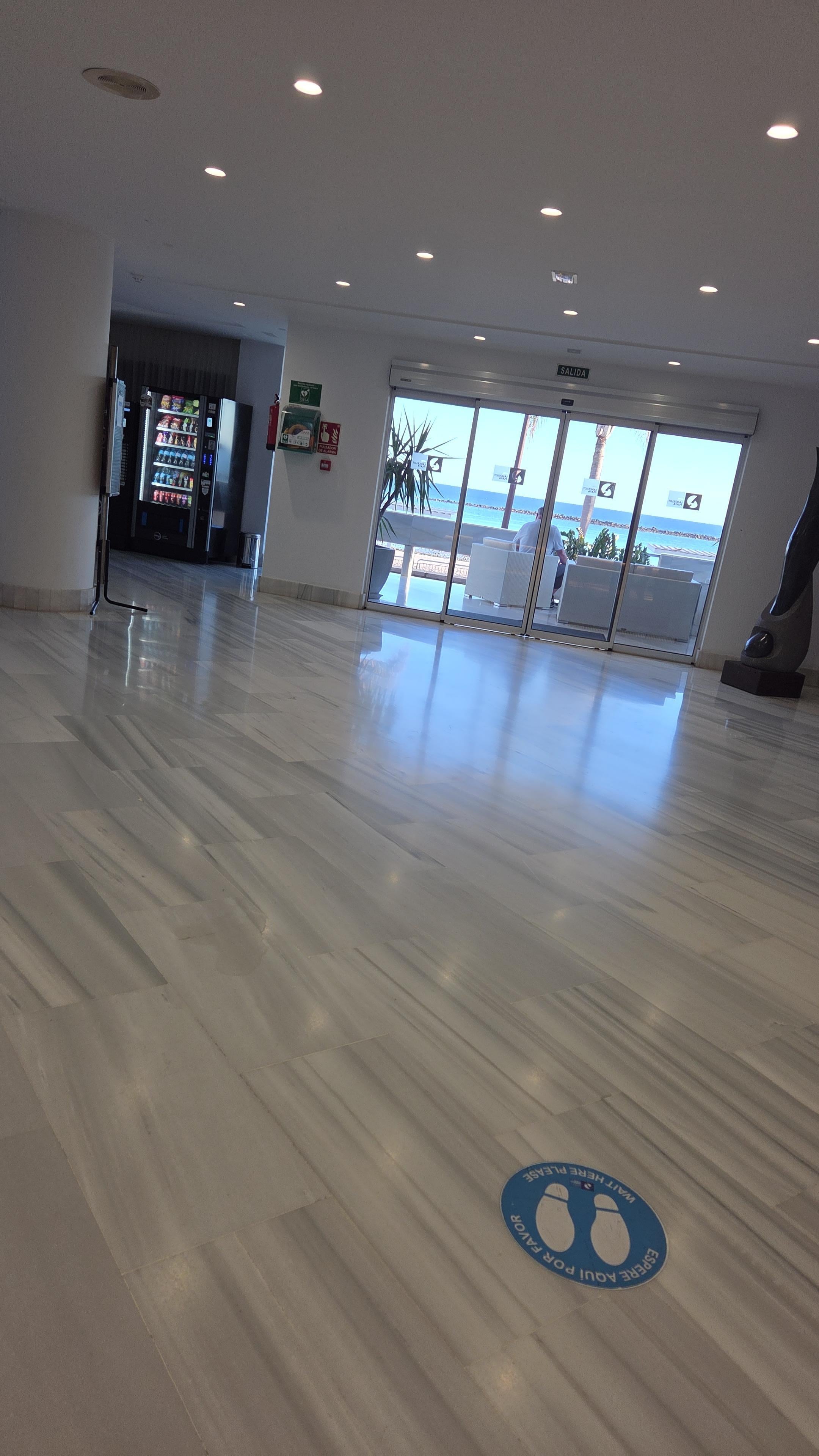 Spotless and roomy foyer