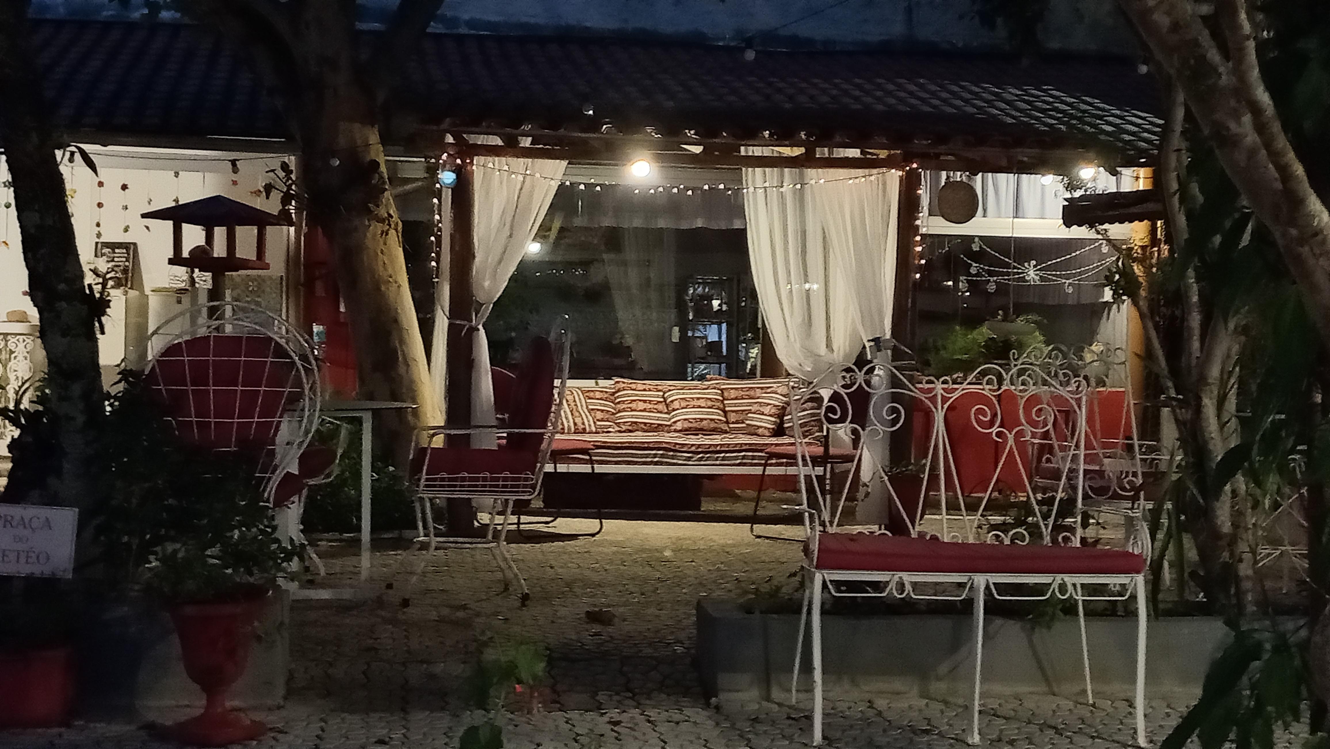 Área de descanso no jardim numa foto noturna. 