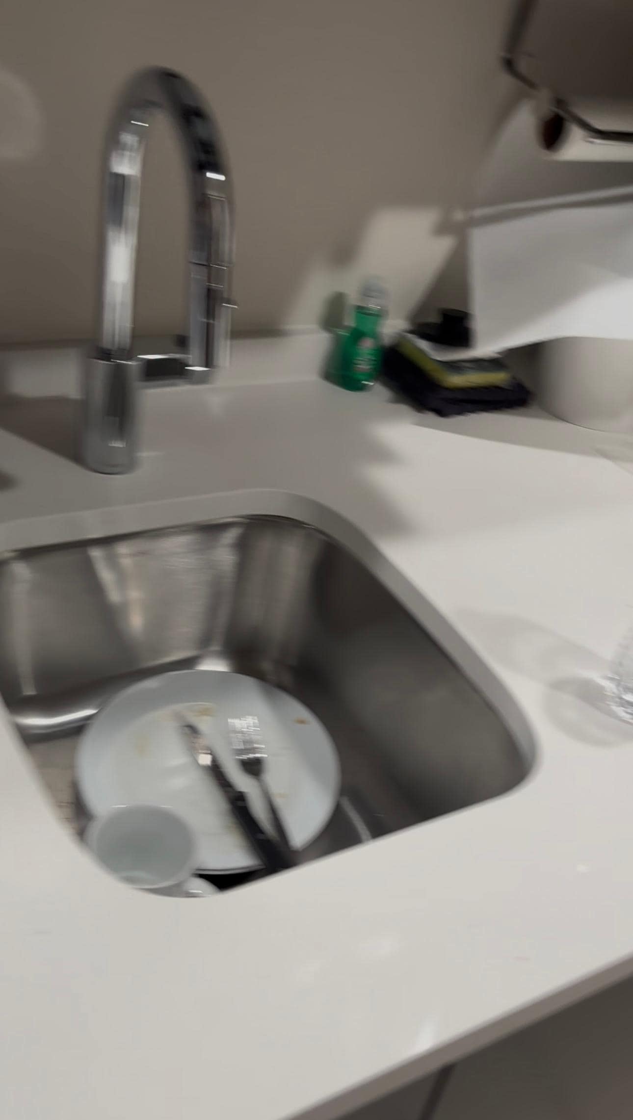 Sink dirty , left without cleaning