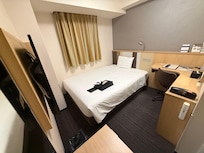 혼자 사용하기에 적당한 사이즈며 방에 공기청정기가 별도로 있으며 창문을 열 수 있다.