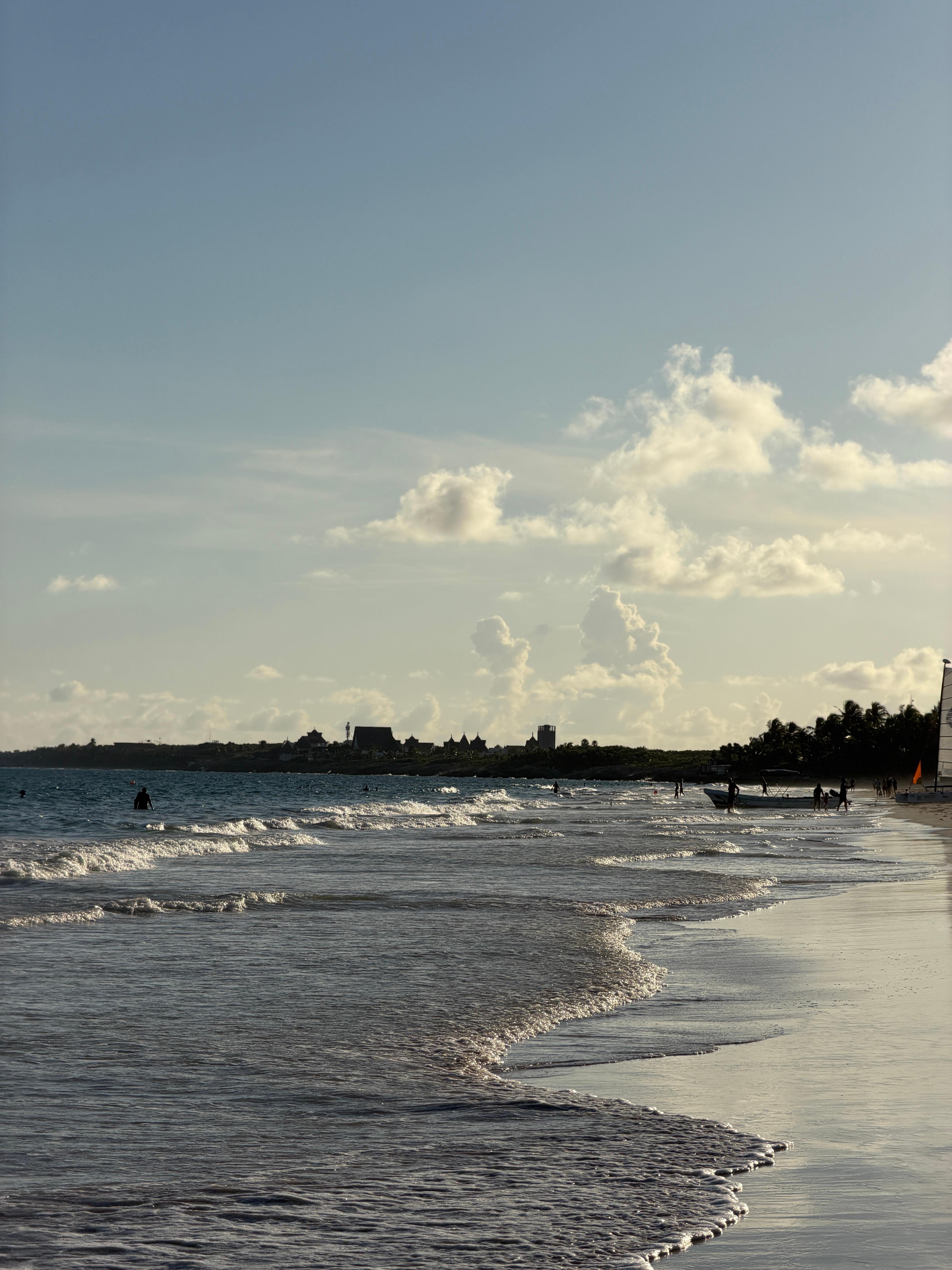 Underbart vatten, lite vågigt ibland men långgrunt 