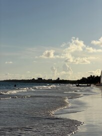 Underbart vatten, lite vågigt ibland men långgrunt