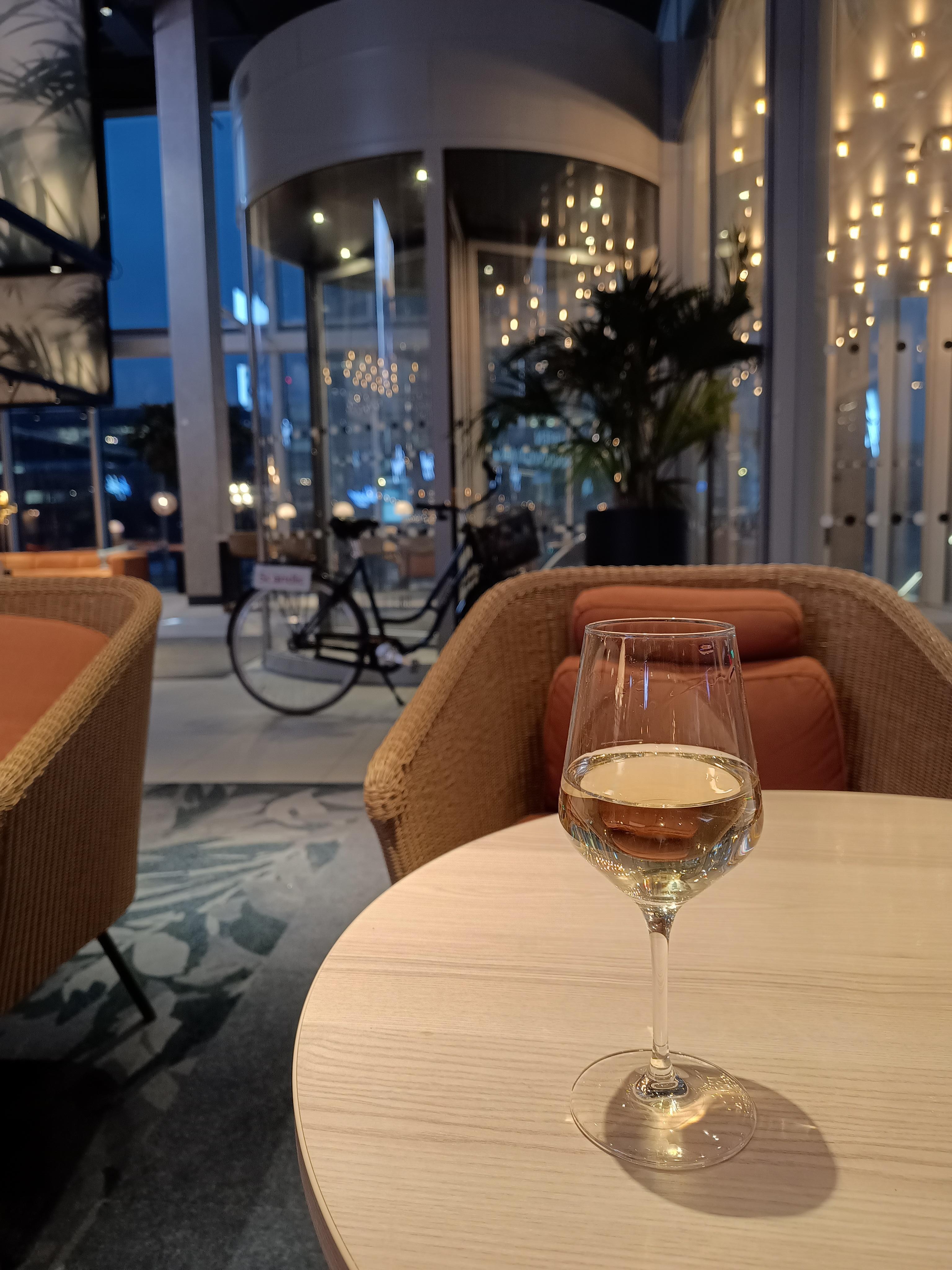 Lobby med DJ och pizza