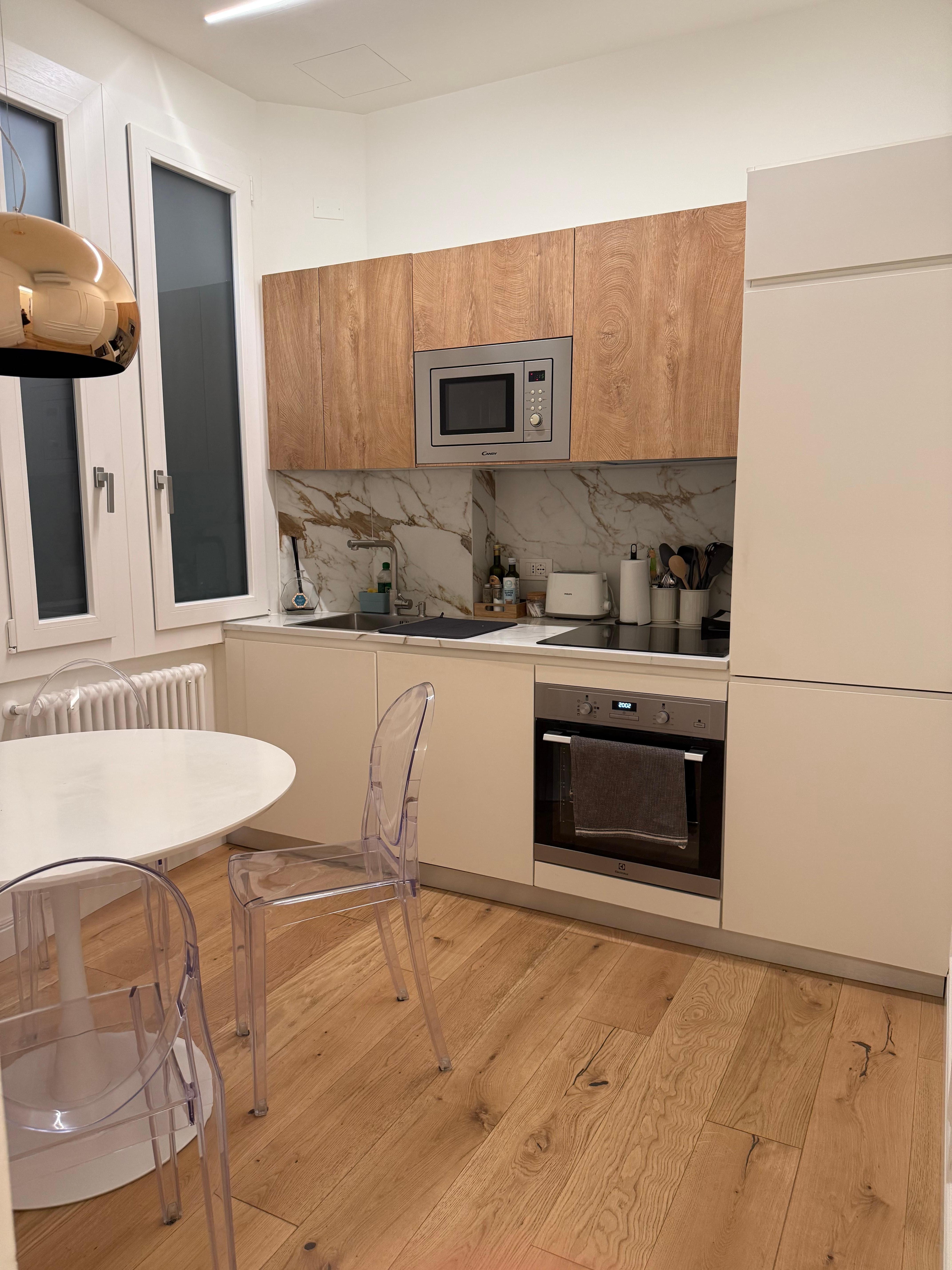 The common kitchen available to the rooms