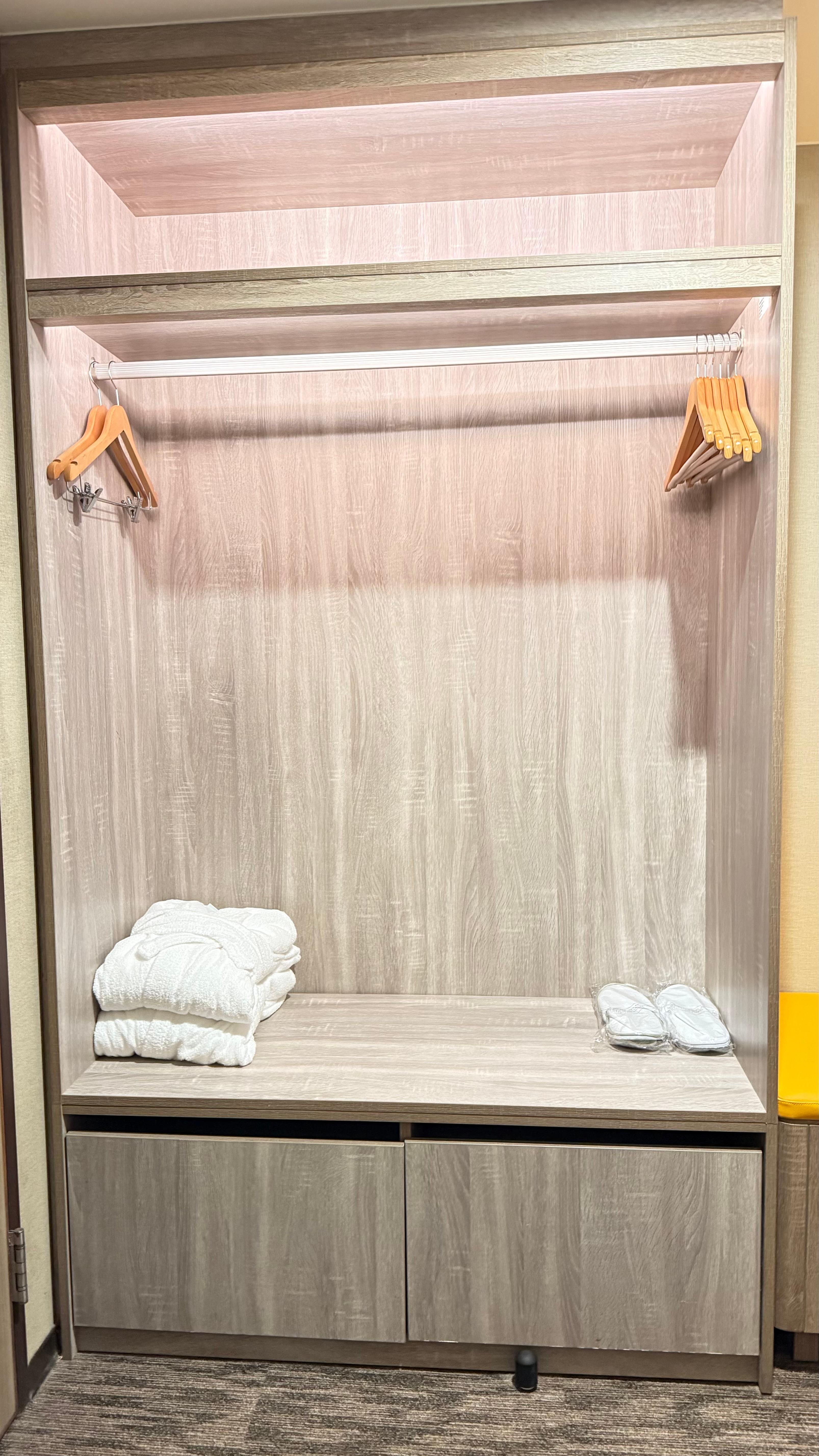 バスローブとスリッパ