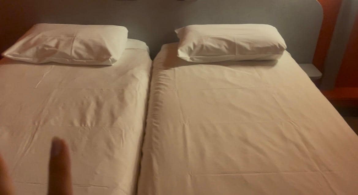 Duas camas de solteiro juntas.