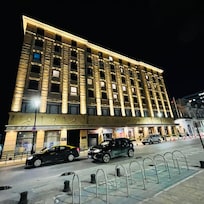 Fachada iluminada à noite