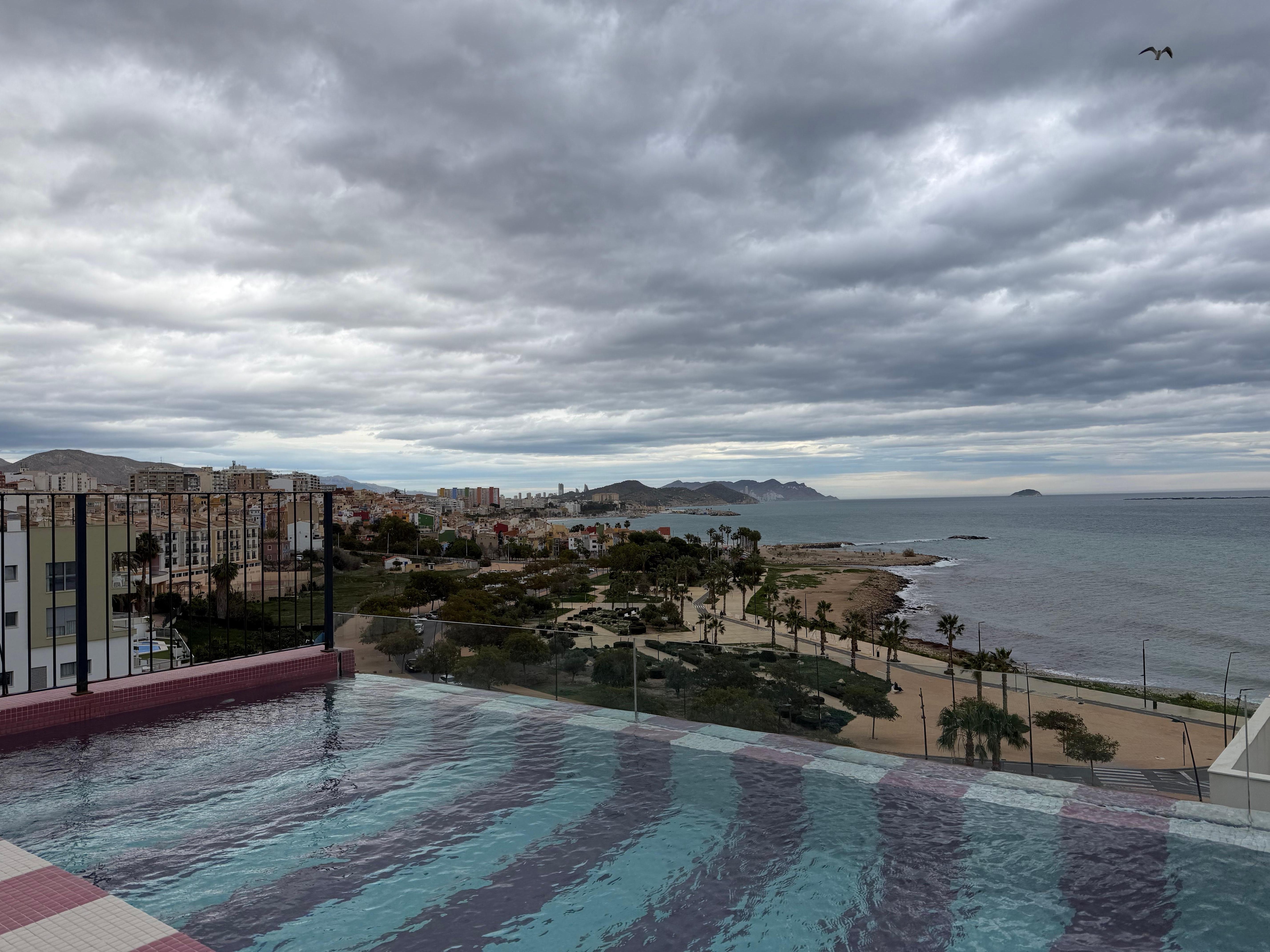 Takterassen med liten pool.