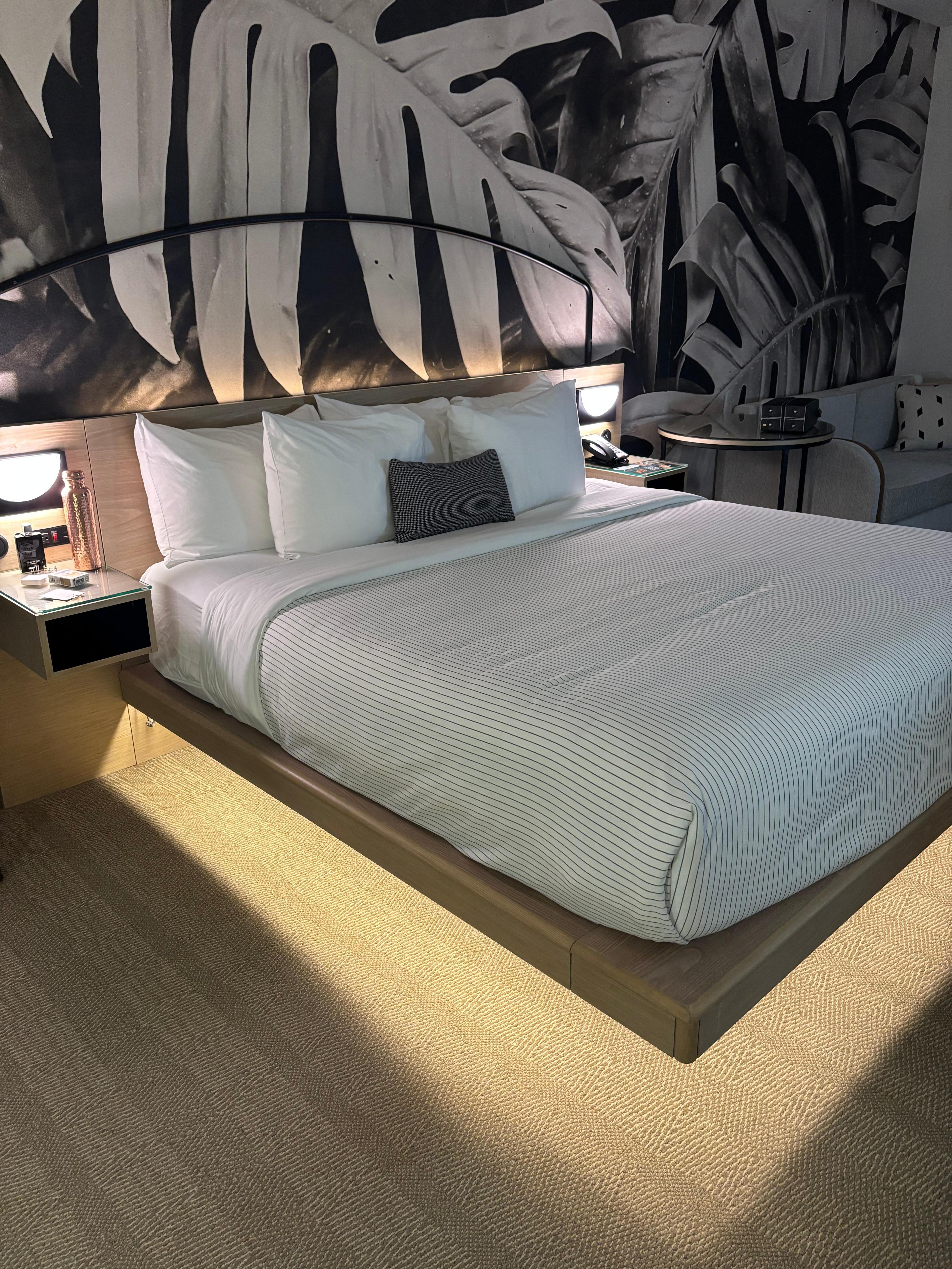 King bed. Lights up!!)