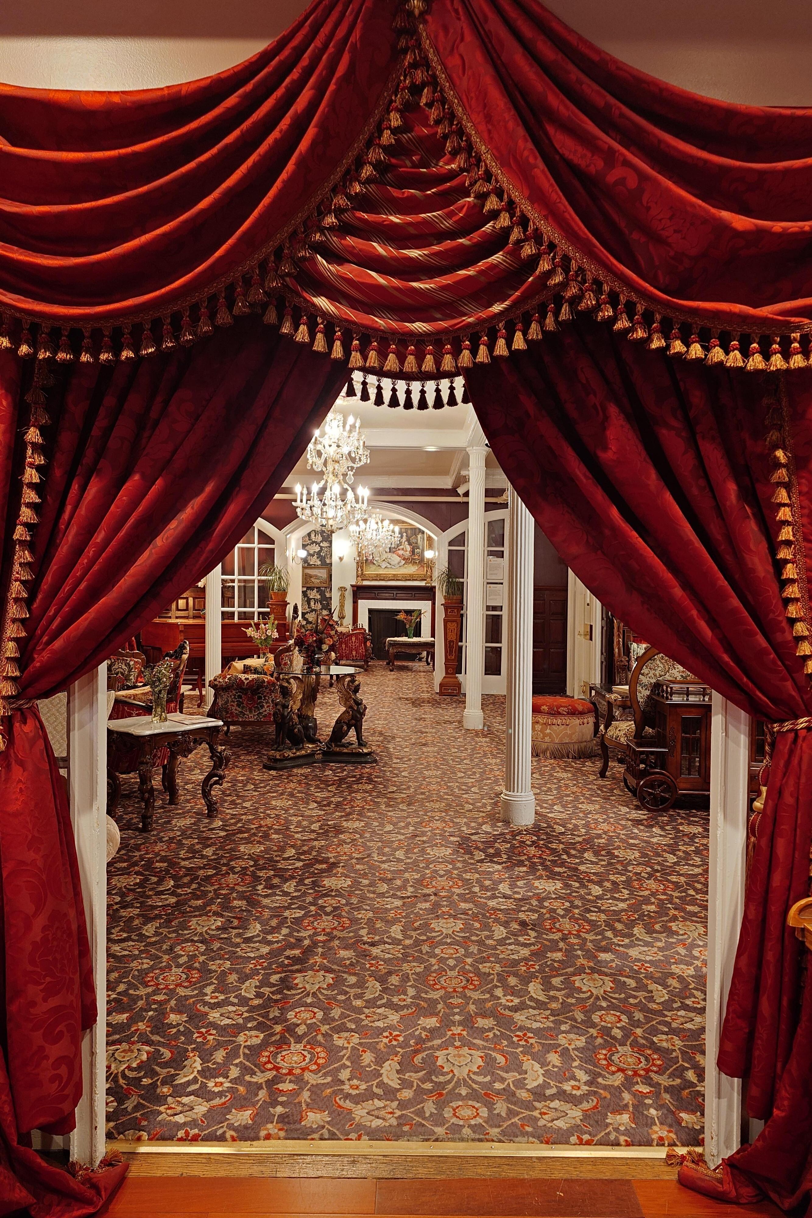 The lobby next to the breakfast area