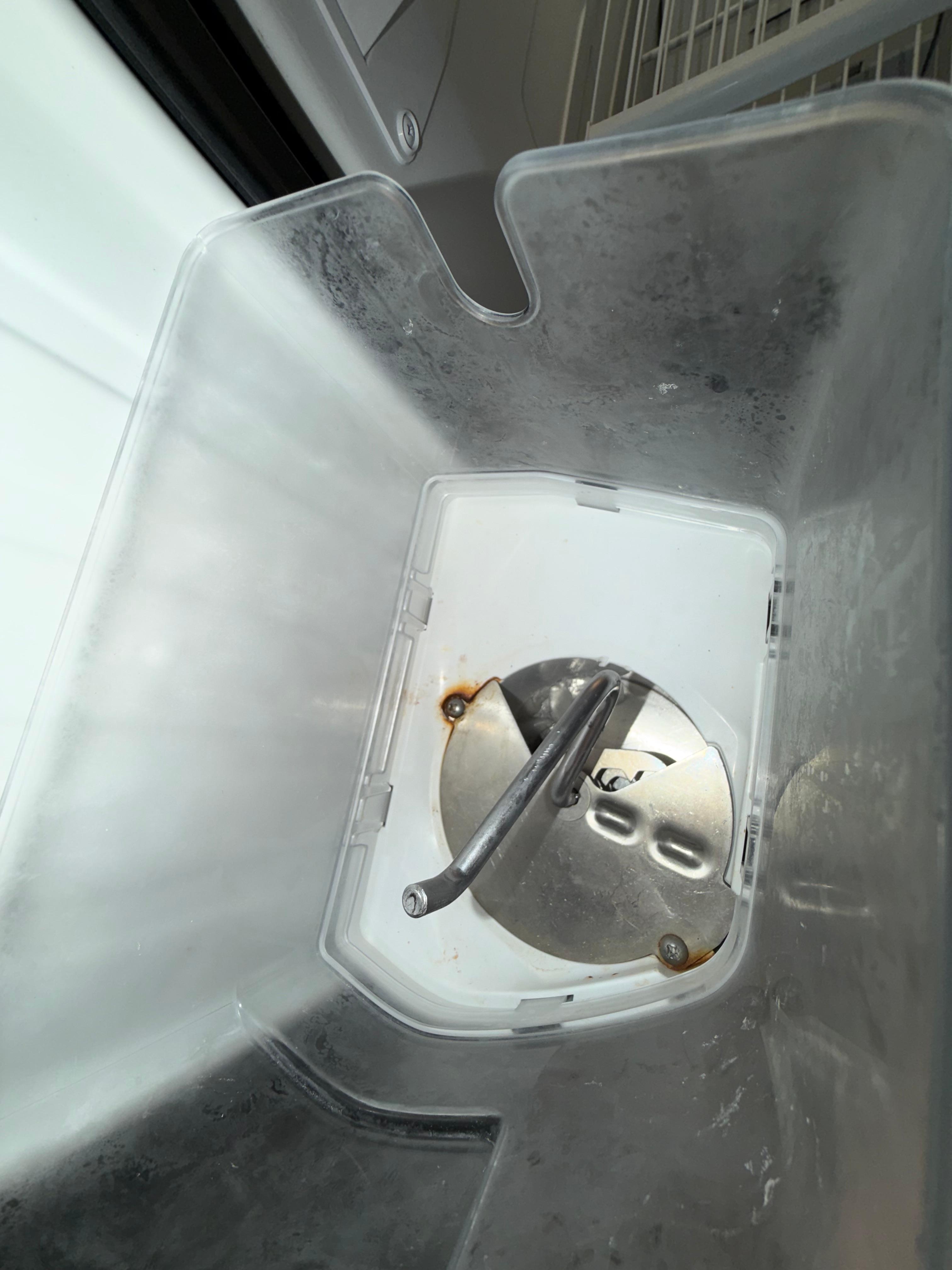 Broken dispenser in door ice