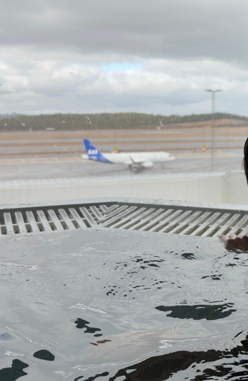 Beste i boblebad her var å se flyet tok av og lettet mens barna koste seg i boblebad