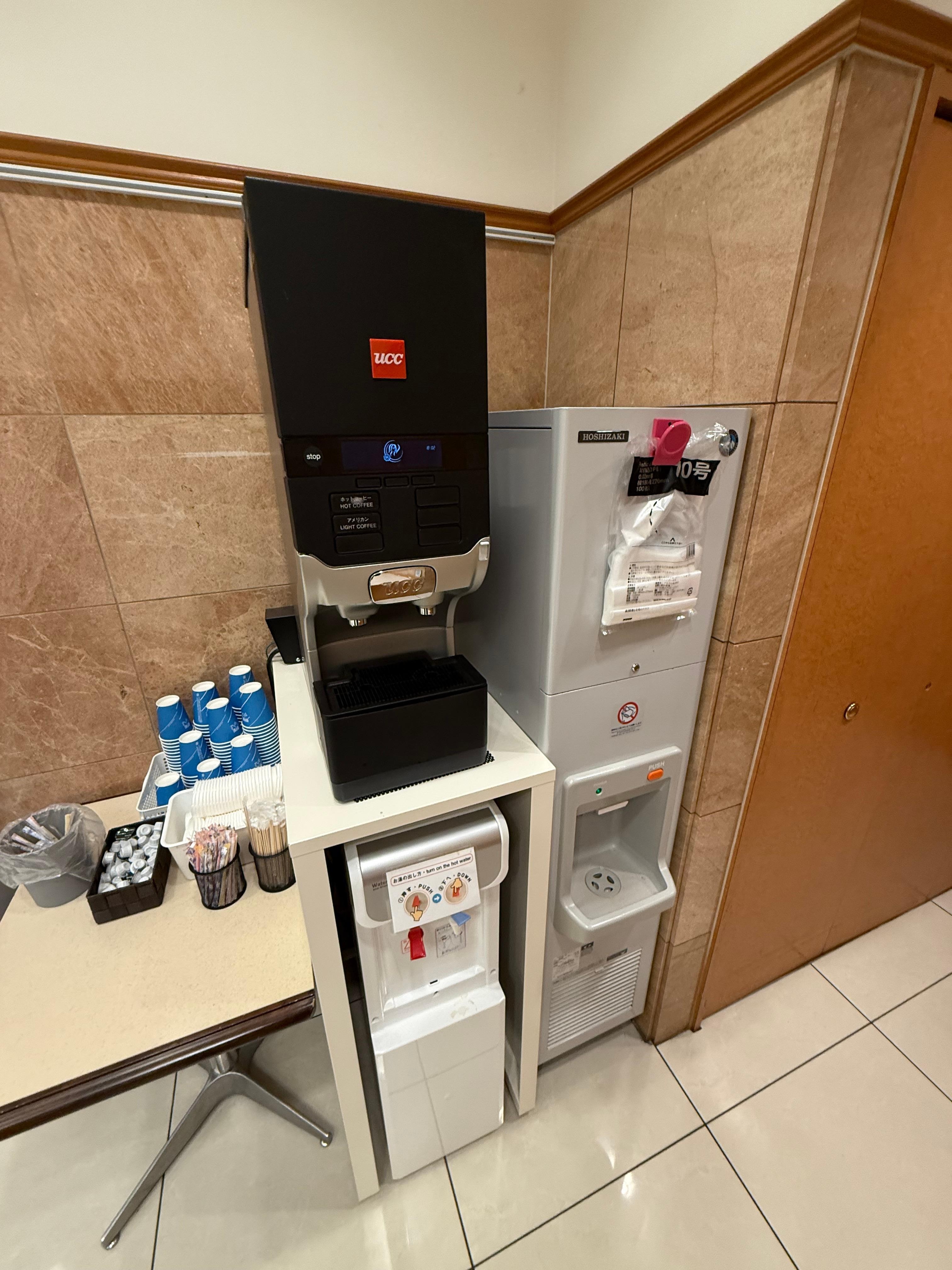 免費的咖啡和水