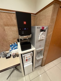 免費的咖啡和水