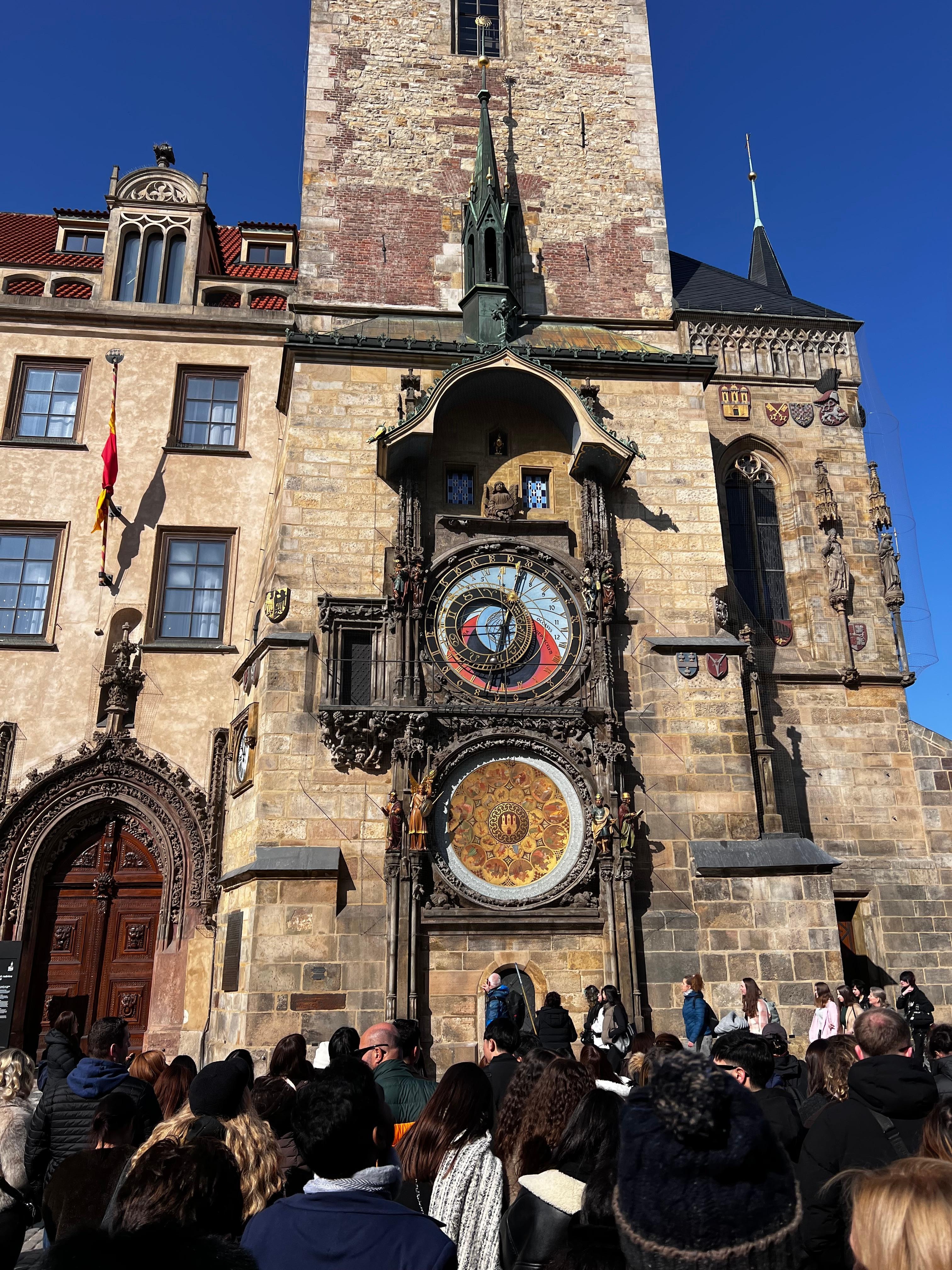 Meydana 40 metre uzaklıkta. 