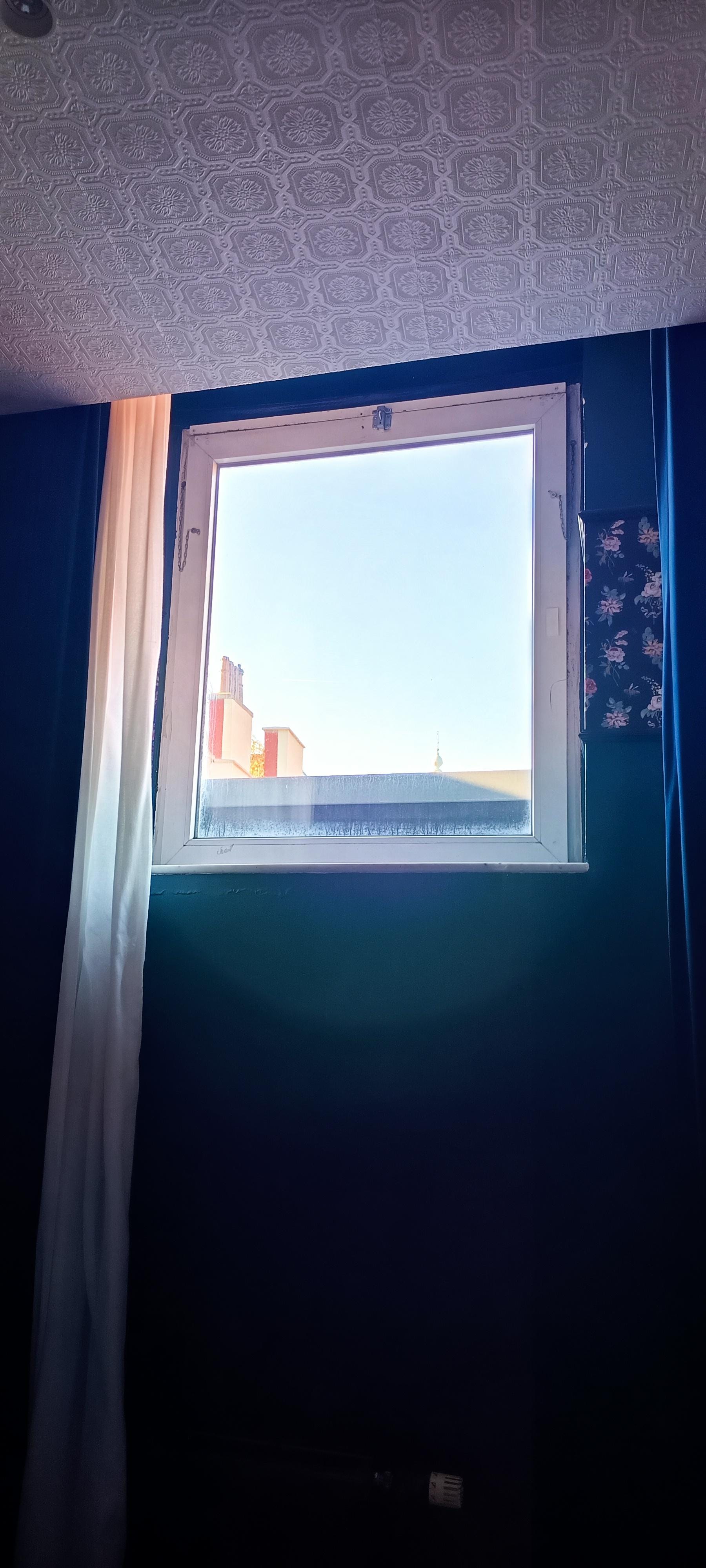 Fenêtre en hauteur. Très surprenant. Ne ferme pas totalement
 