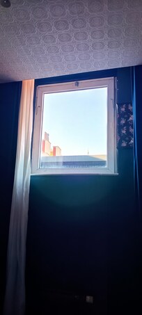 Fenêtre en hauteur. Très surprenant. Ne ferme pas totalement