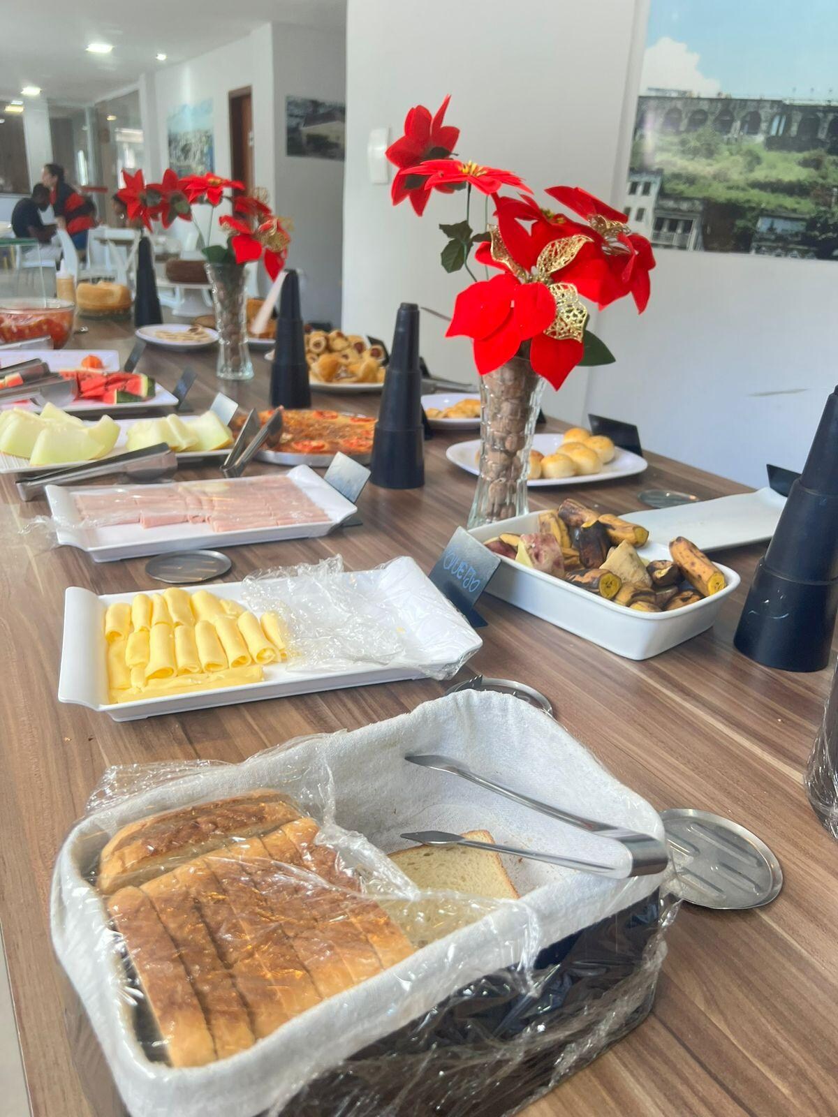 Excesso de pães e salgados.