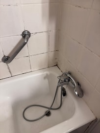 Joints noircis et peinture écailler