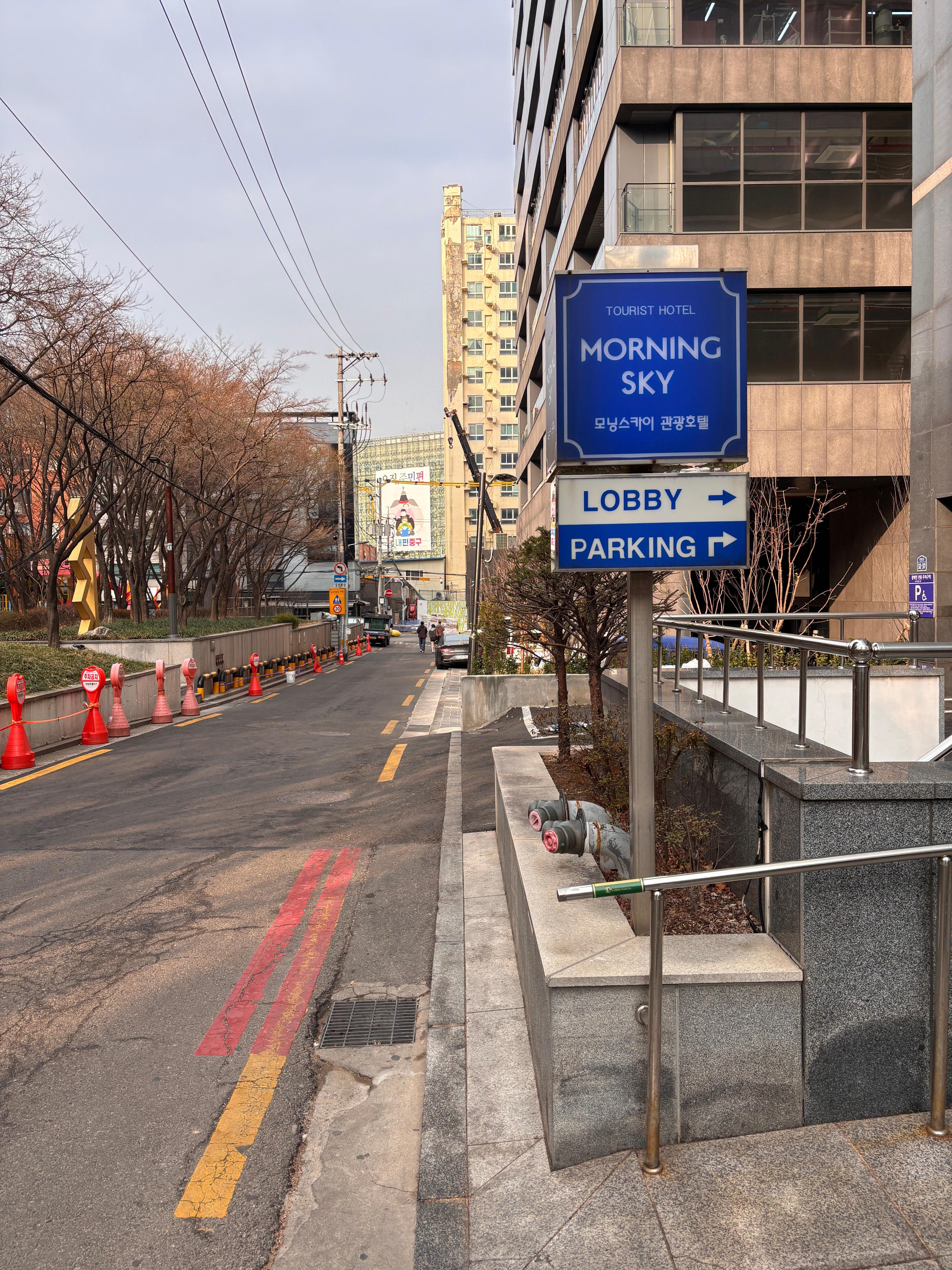 人通りがあまりなく、少し奥まっているので、夜は女性一人だと少し不安に感じるかも