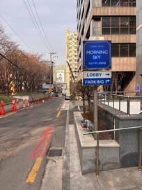 人通りがあまりなく、少し奥まっているので、夜は女性一人だと少し不安に感じるかも