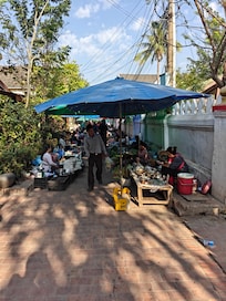 Indgangen til morgenmarked. Hotellet ligger lidt nede til venstre.