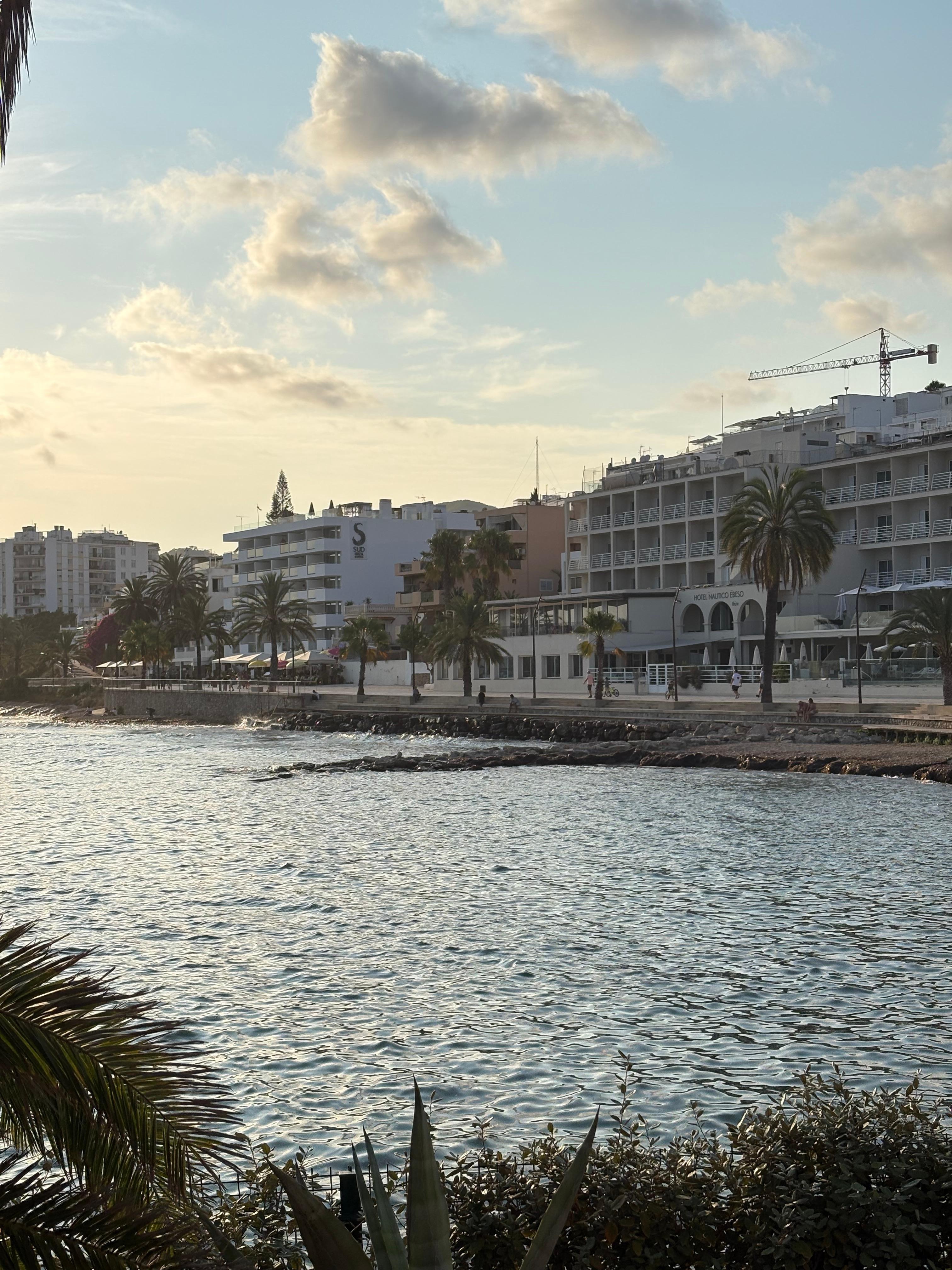 Vista do hotel da baía de Ibiza 