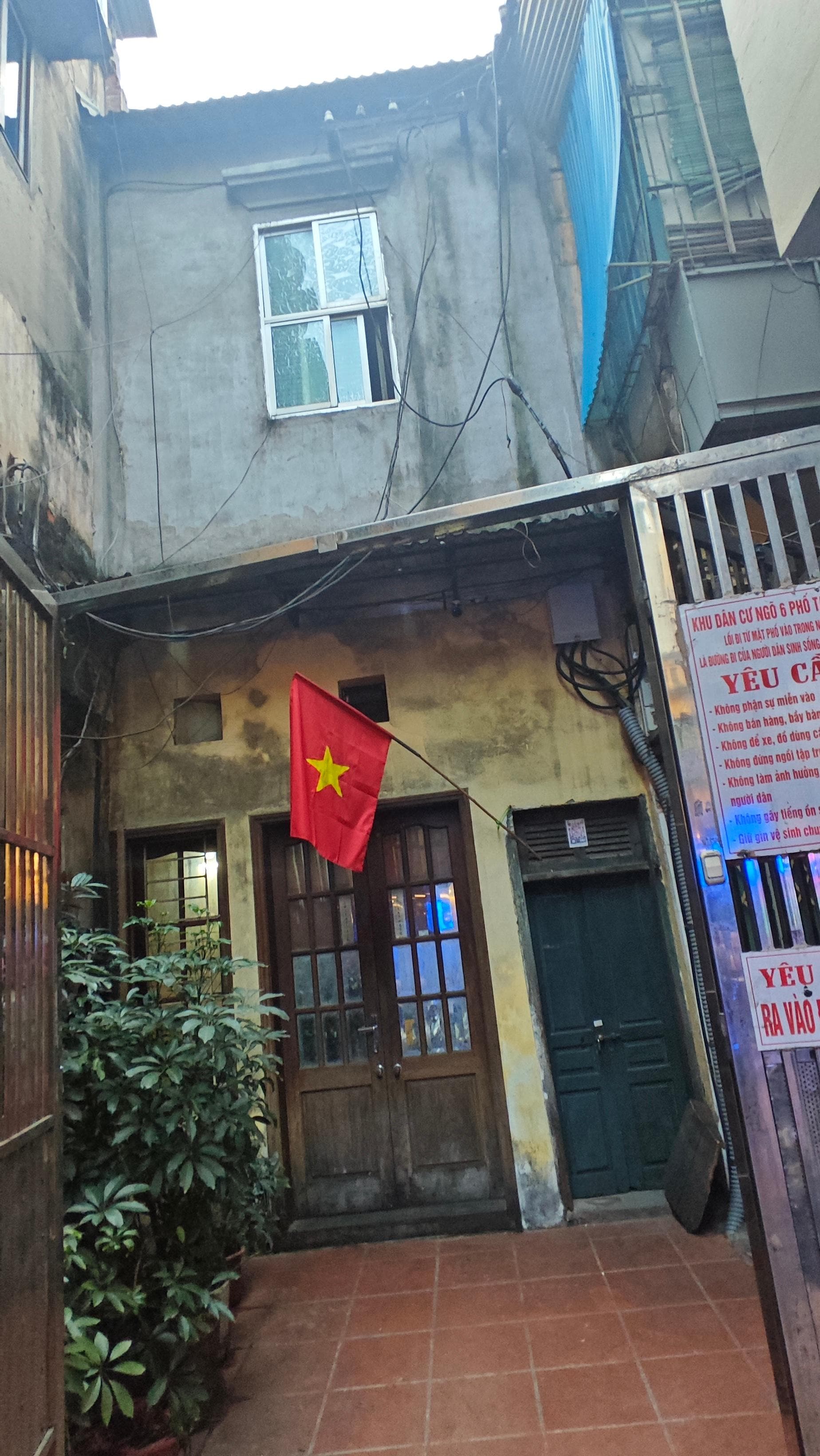 入飯店巷弄口處