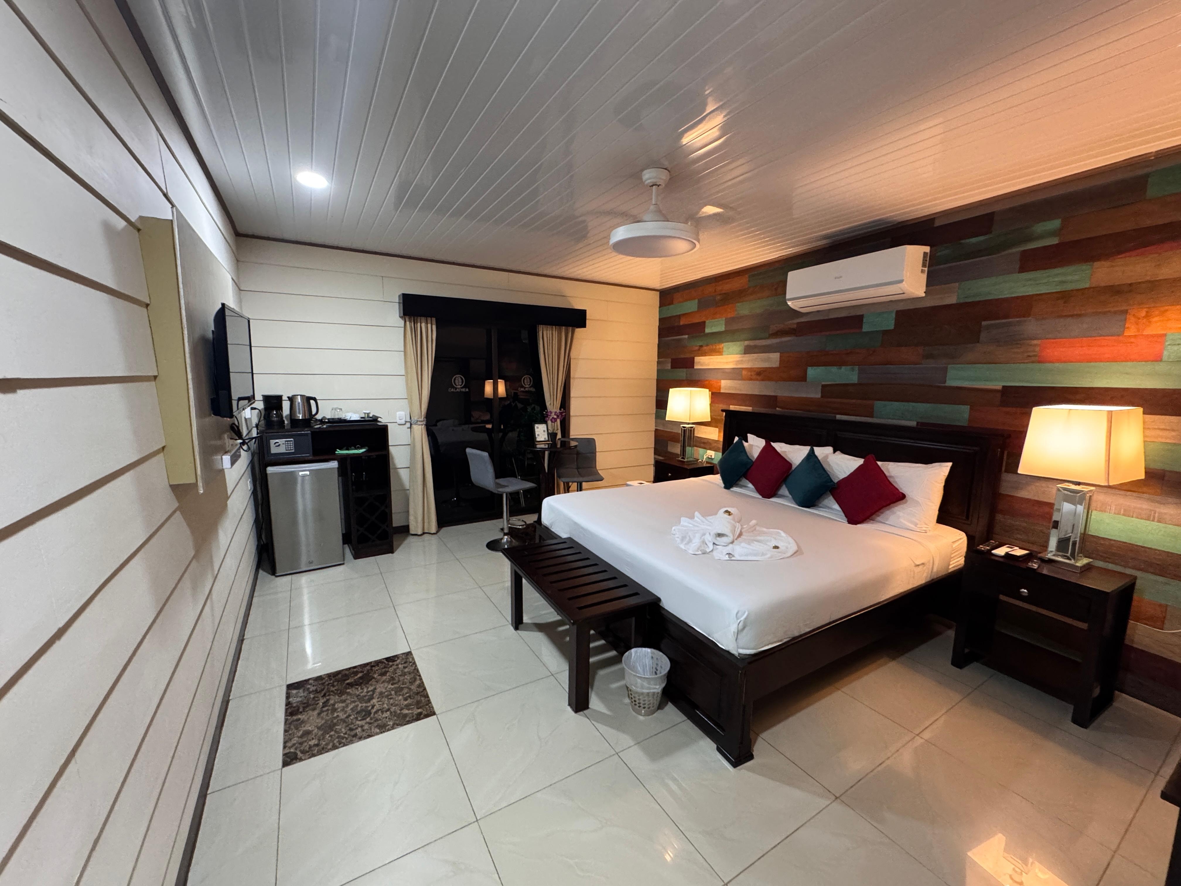 Zimmer mit Balkon, kleinem Kühlschrank und Kaffee