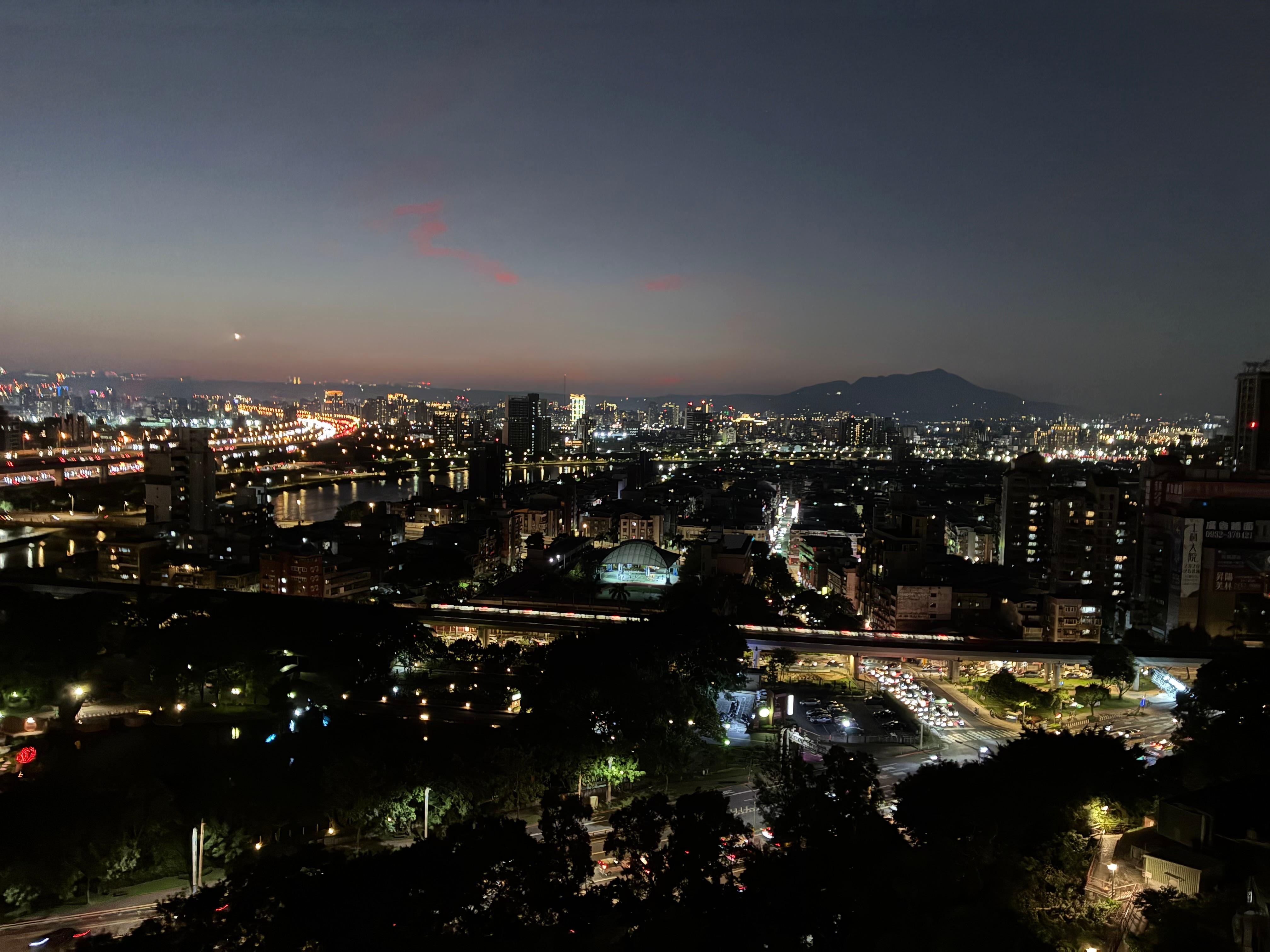 部屋のバルコニーからの夜景