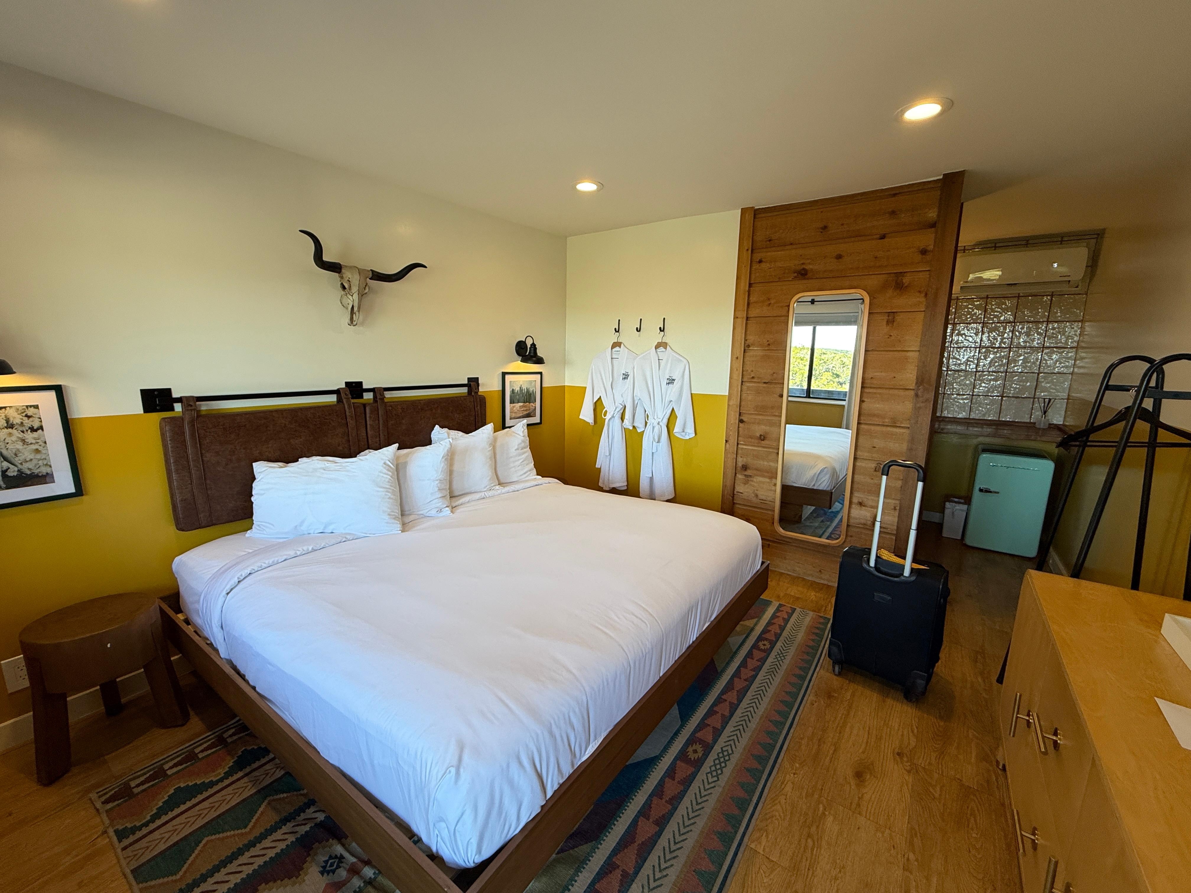 Such a cute little room with some many vintage touches! 