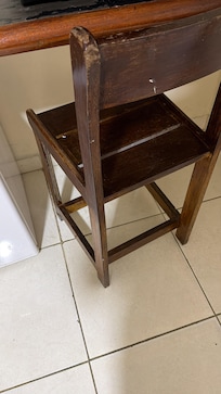 Cadeira do quarto toda descascada e velha