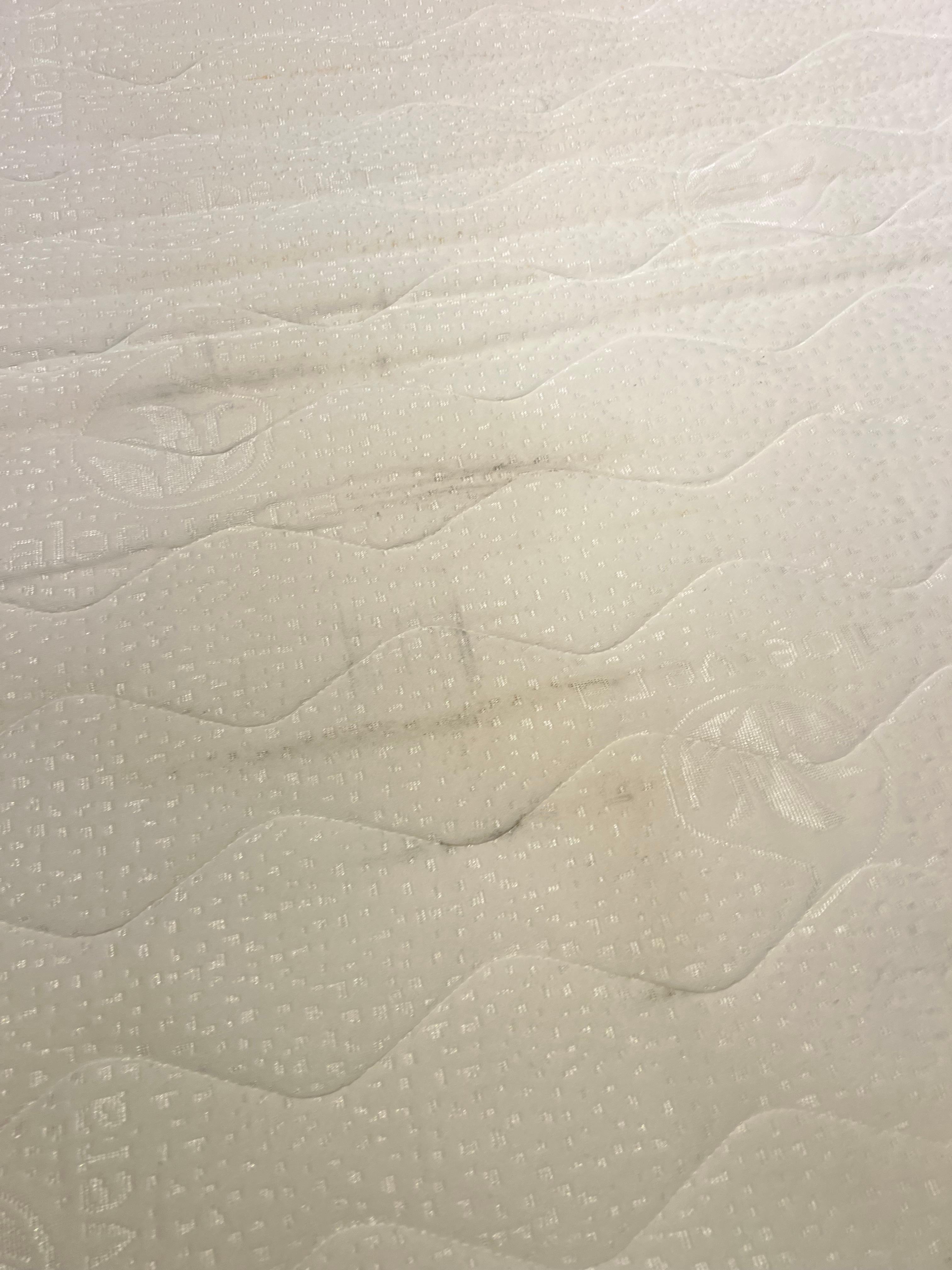 materasso sporco e macchiato , privo di coprimaterasso