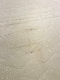 materasso sporco e macchiato , privo di coprimaterasso