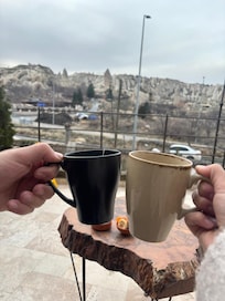 Odaların hemen önünde böyle oturacak yerler var. Gayet iyi düşünülmüş.