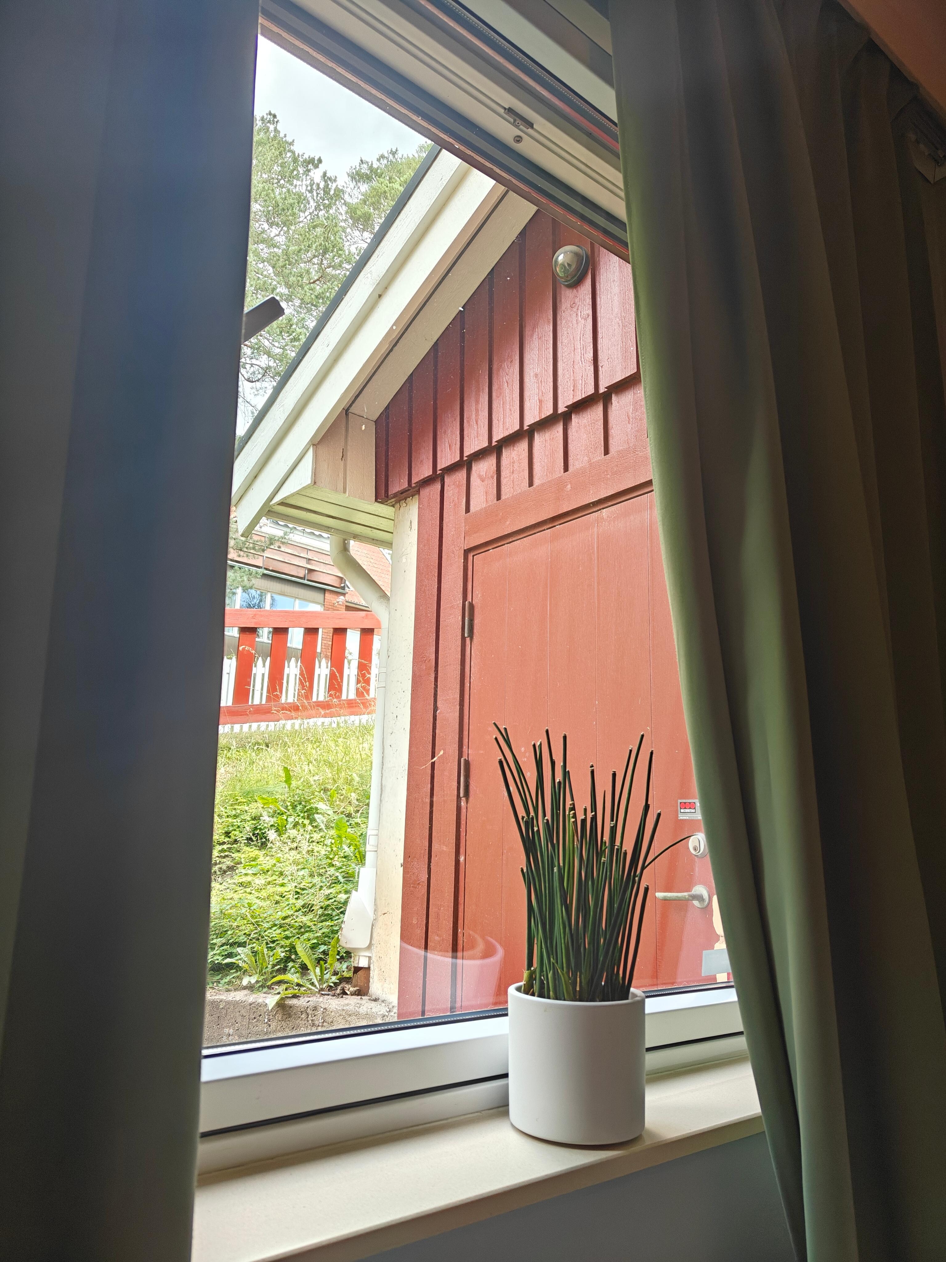 Verhot vähän avoimena. Kamera osoitti suoraan sänkyyn, joka oli ikkunan välittömässä läheisyydessä.