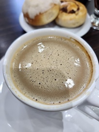 Mi capuchino con café en el desayuno Ibis.