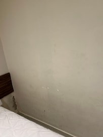 Parede manchada de sujo.