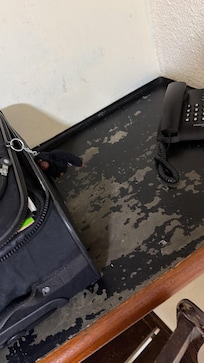 Mesa de apoio no quarto degradante