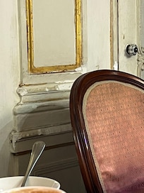 Sala de café com parede e cadeira mal conservada