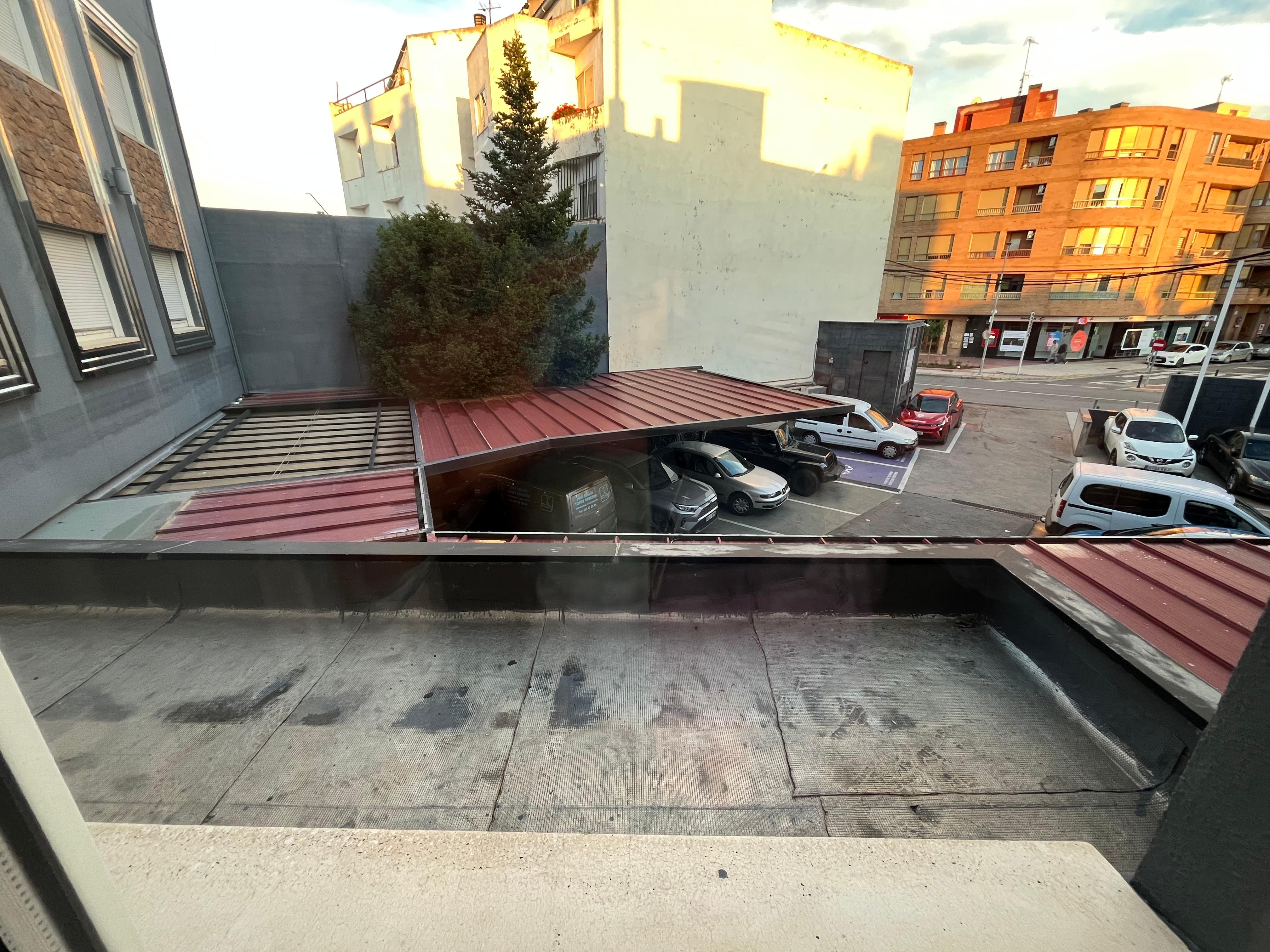 Vistas desde la habitación a un parking no exclusivo de los clientes 