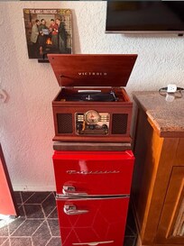 Working Phonograph & radio with music albums