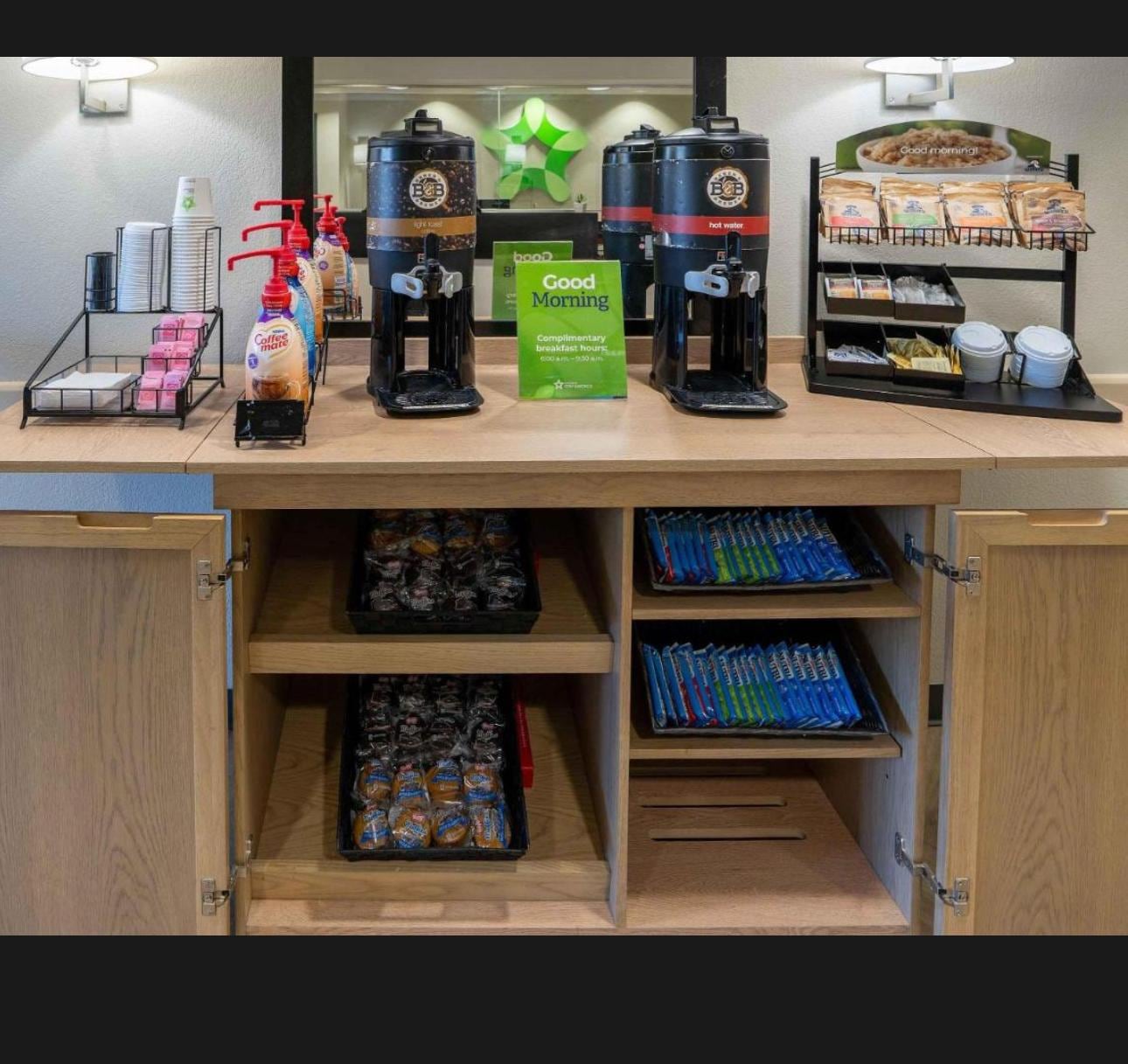 Café da manhã servido pela Sra FELÍCIA. Uma vergonha. Inexplicável. 