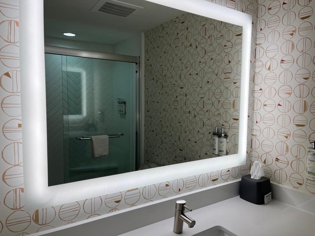 The lighting in the bathroom was tremendous! And it had an exhaust fan, which many hotels sadly don't.