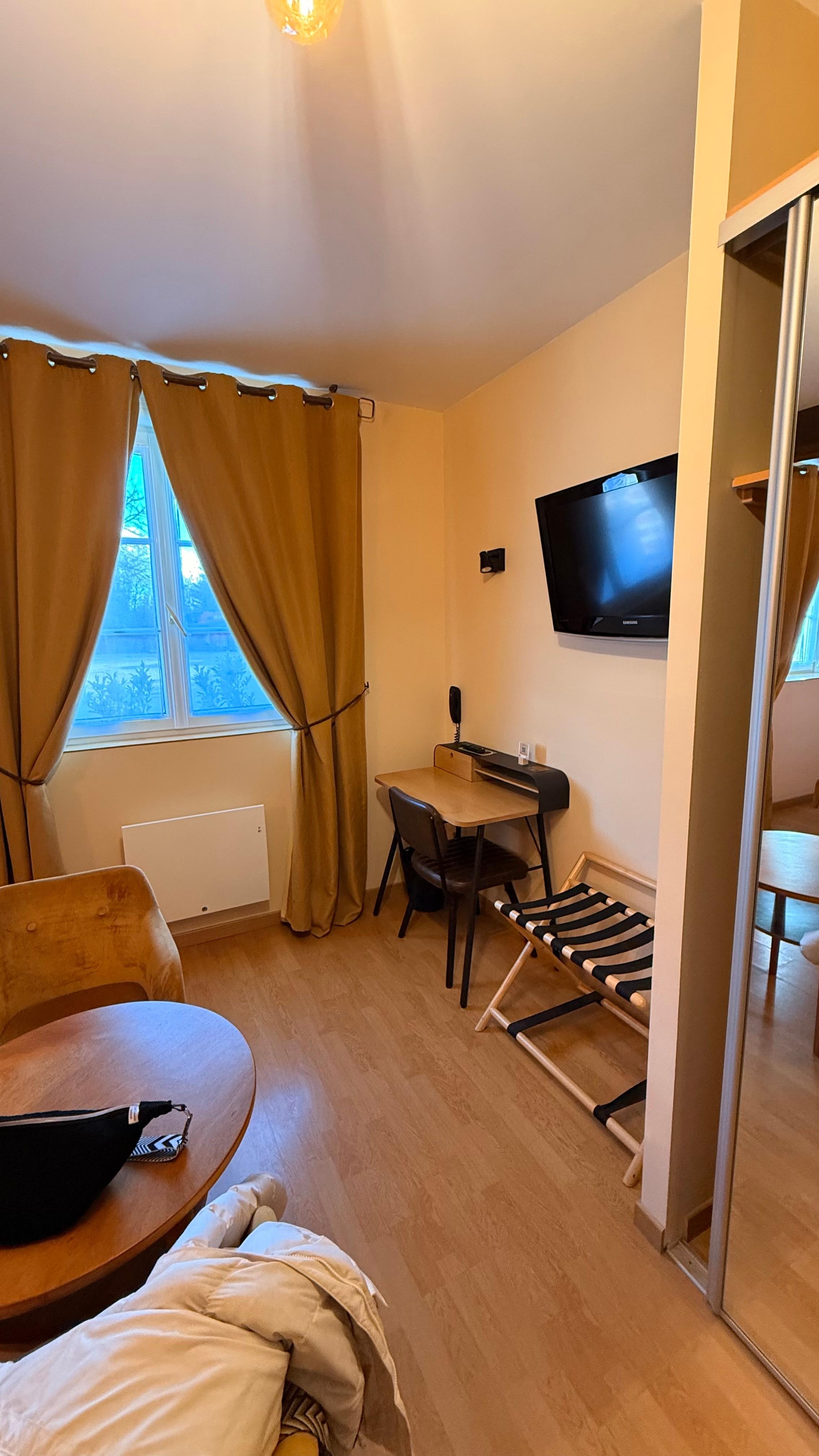 Petit bureau et télévision 