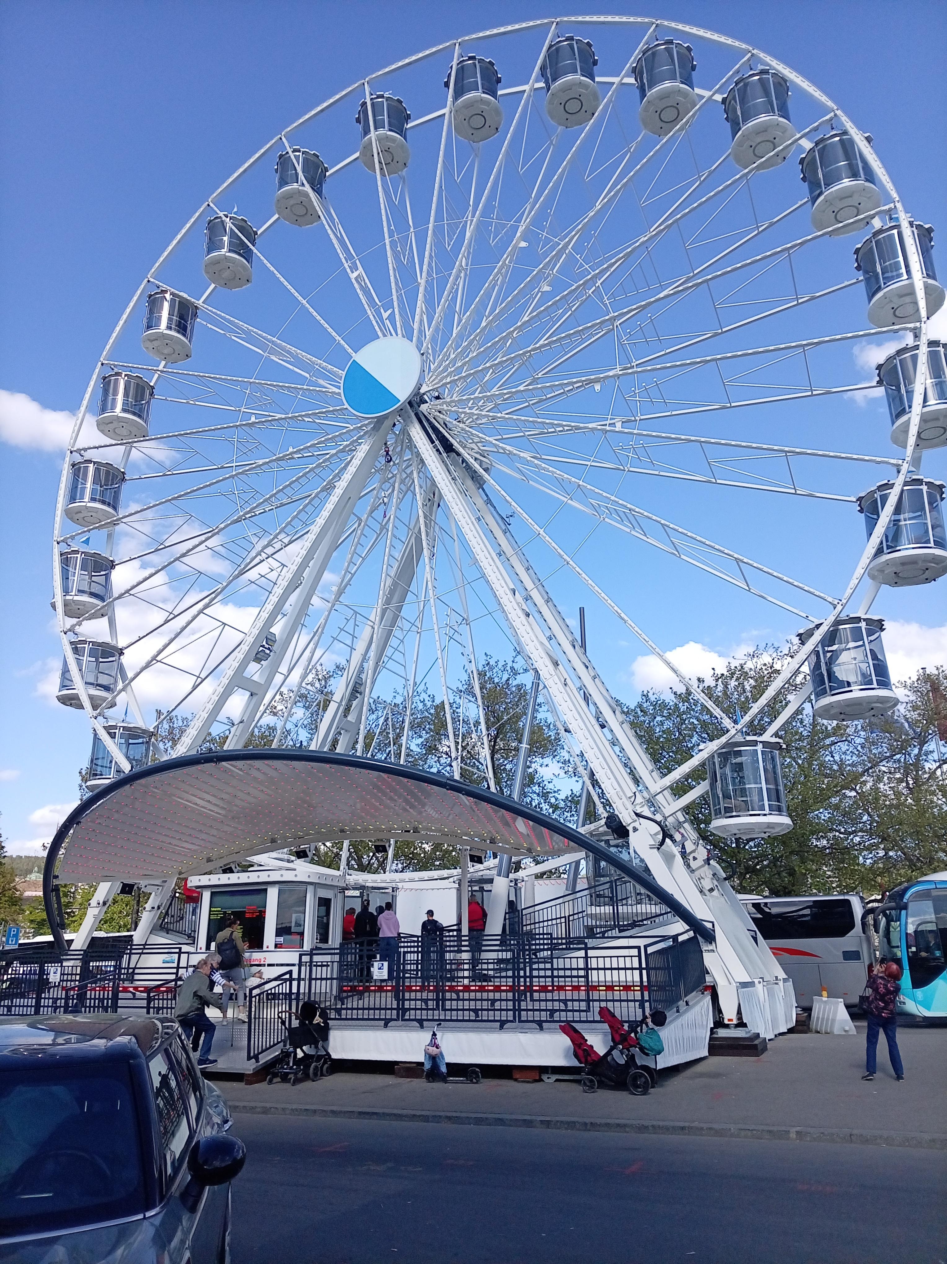 Quick and easy access to Zurich's Bahnhofstrasse area for luxury shopping experience and to Lake Zurich