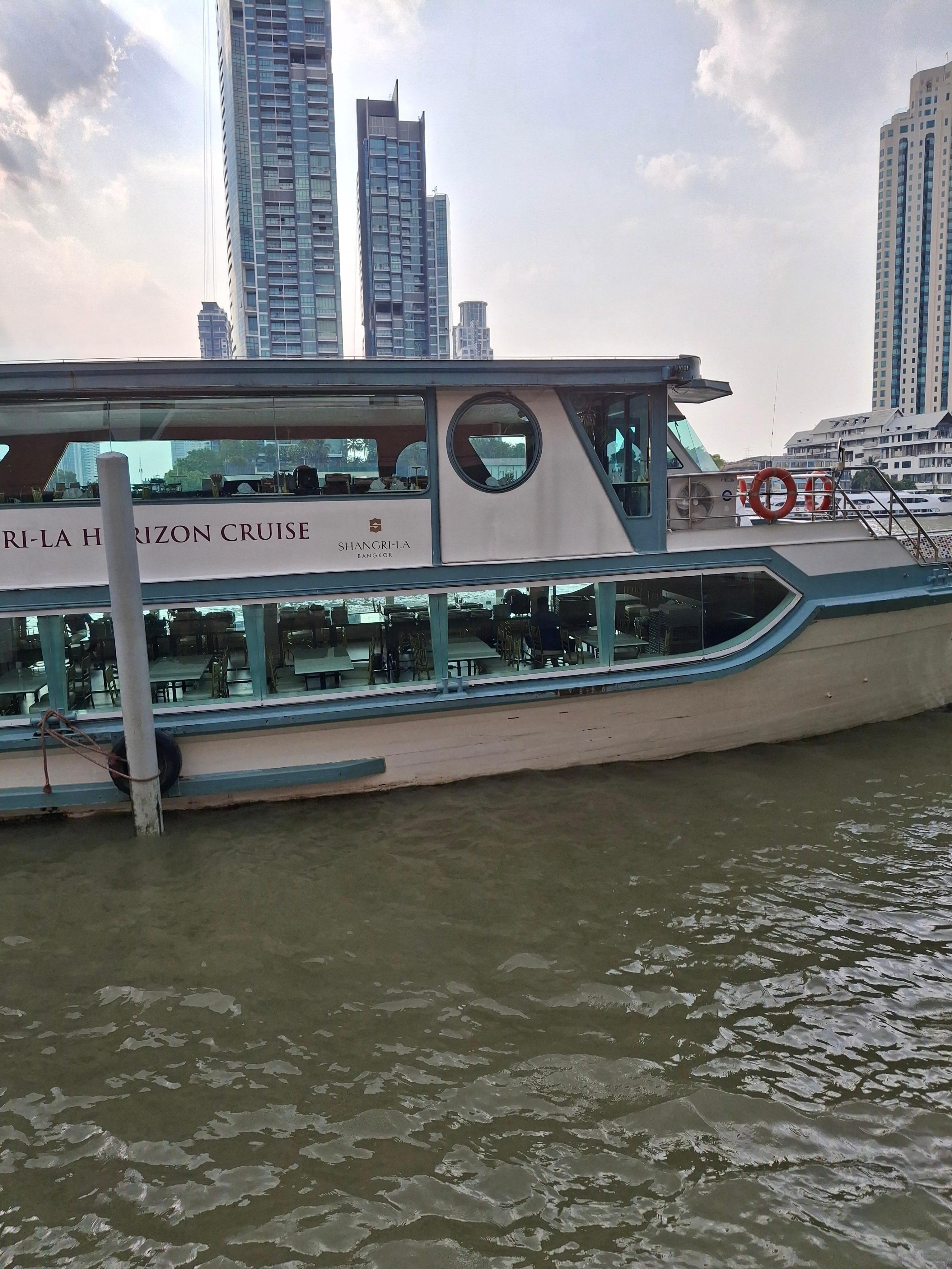 Iltaristeily Hotellin omalla laivalla.2,5 tuntia Buffet ruokailu.