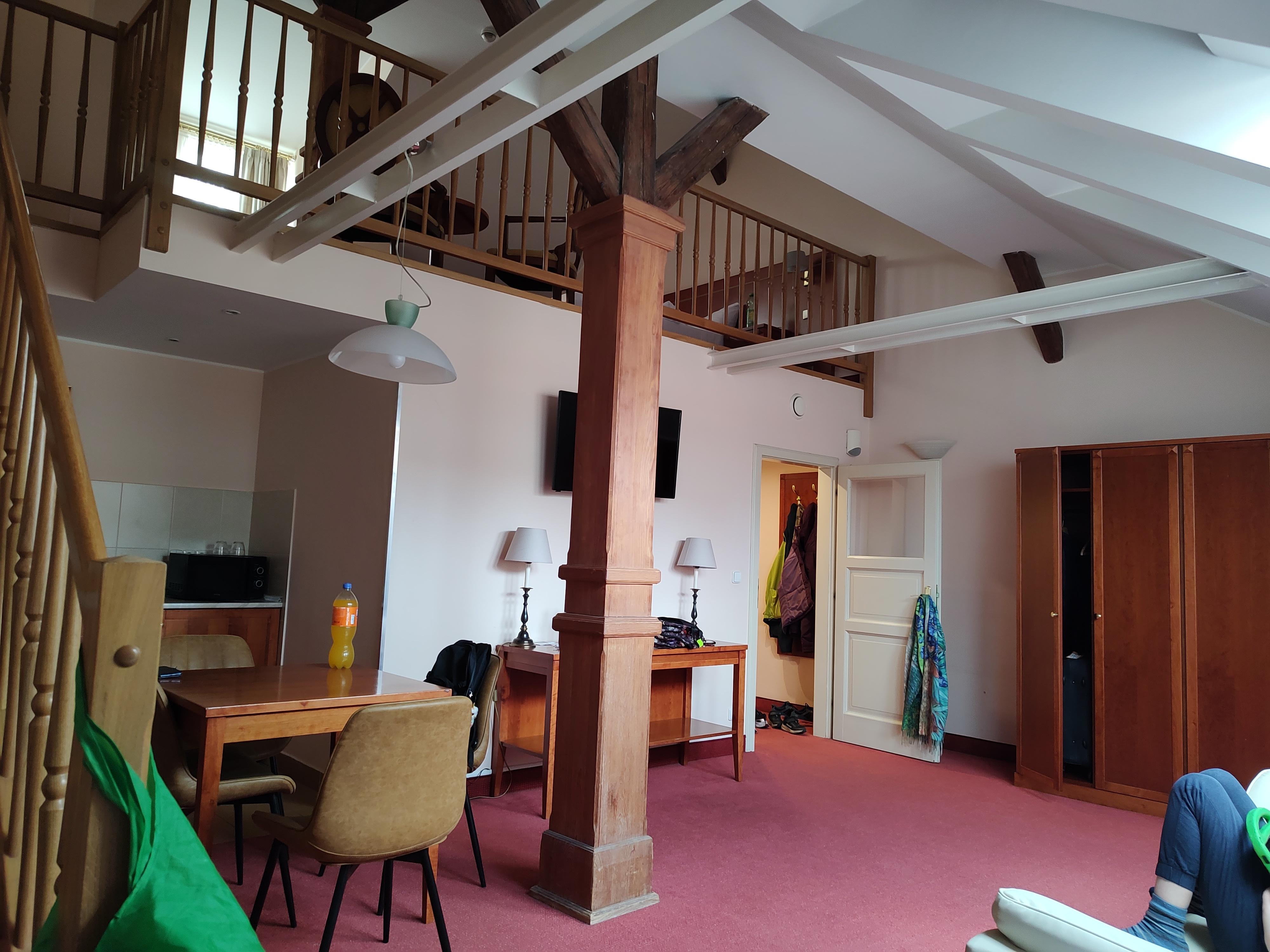 Rommet hadde et loft med bad med badekar og dobbelseng til oss foreldre.